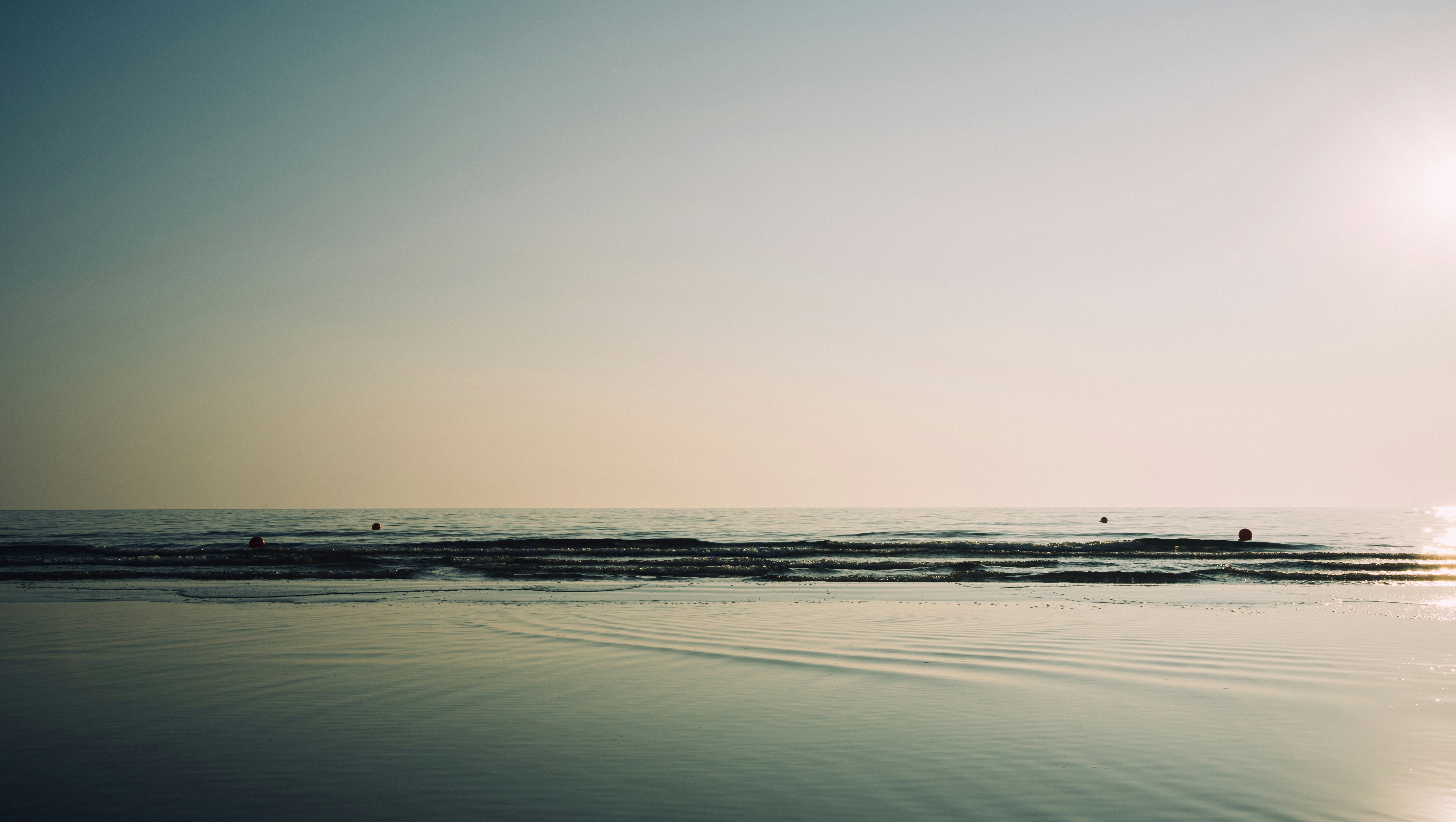 El sol brilla intensamente sobre el océano en una playa foto – Imagen ...