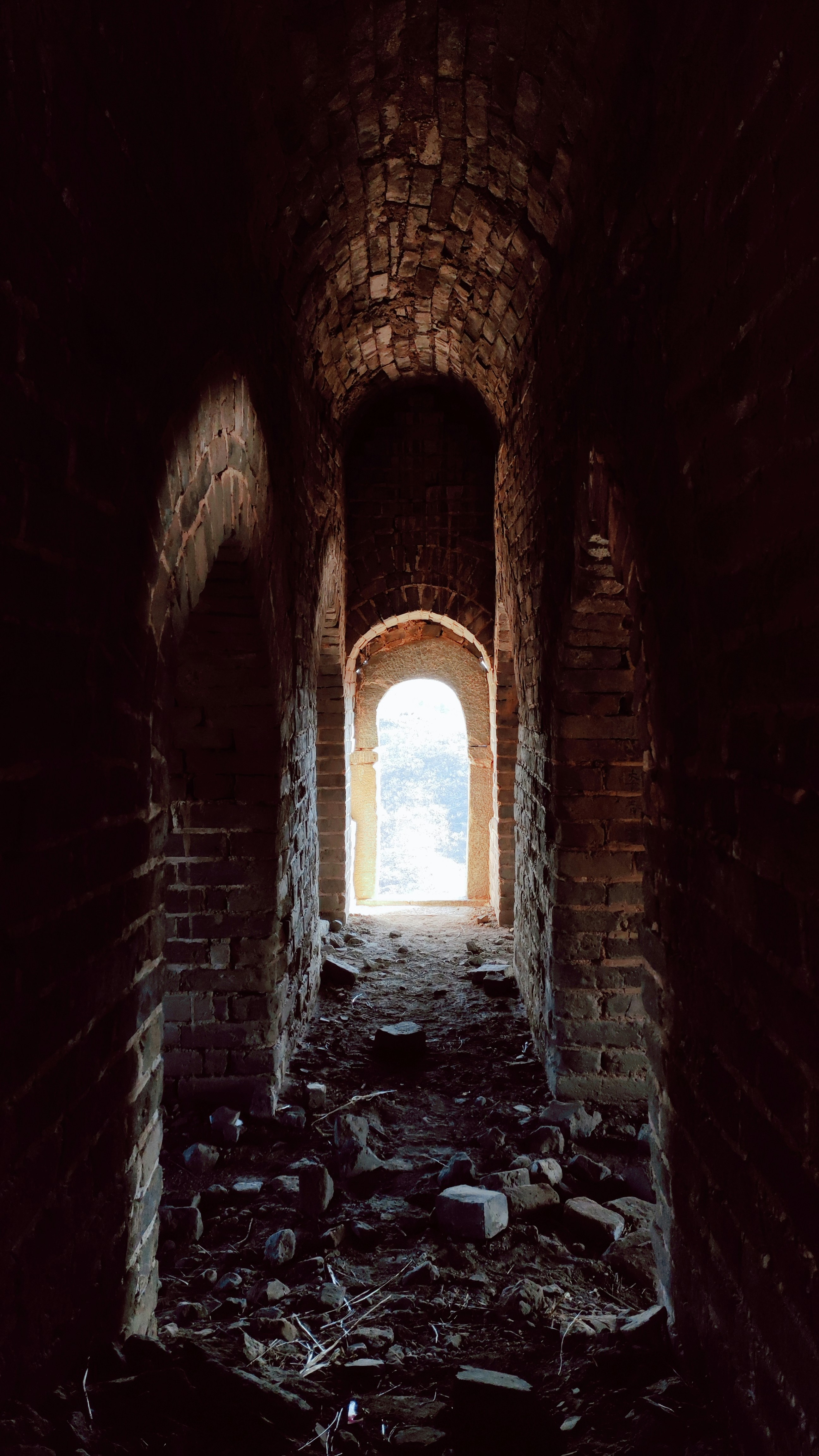 A dark tunnel with a light at the end photo – Free Crypt Image on Unsplash