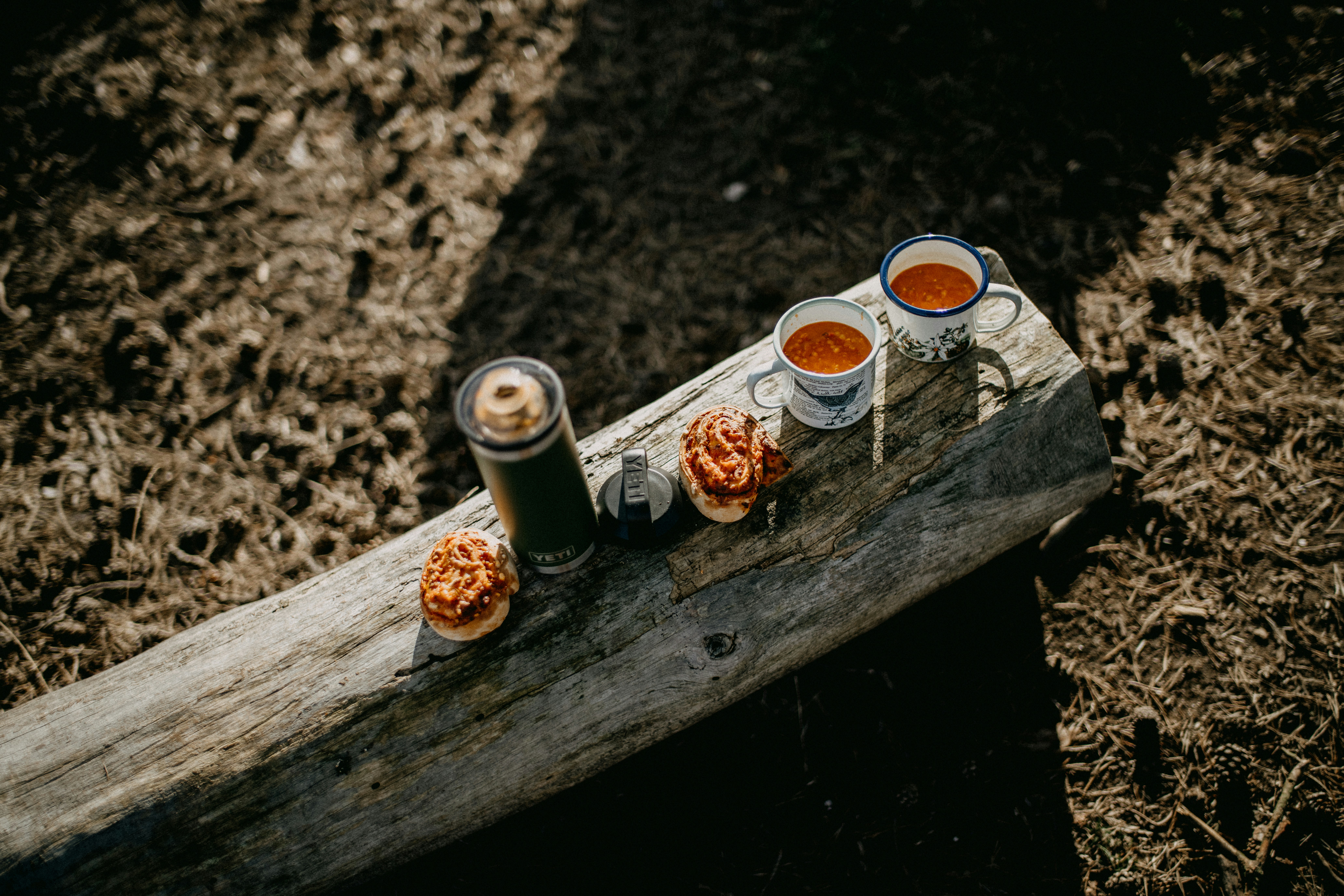 Tres tazas de té se sientan en un pedazo de madera foto – Imagen de ...