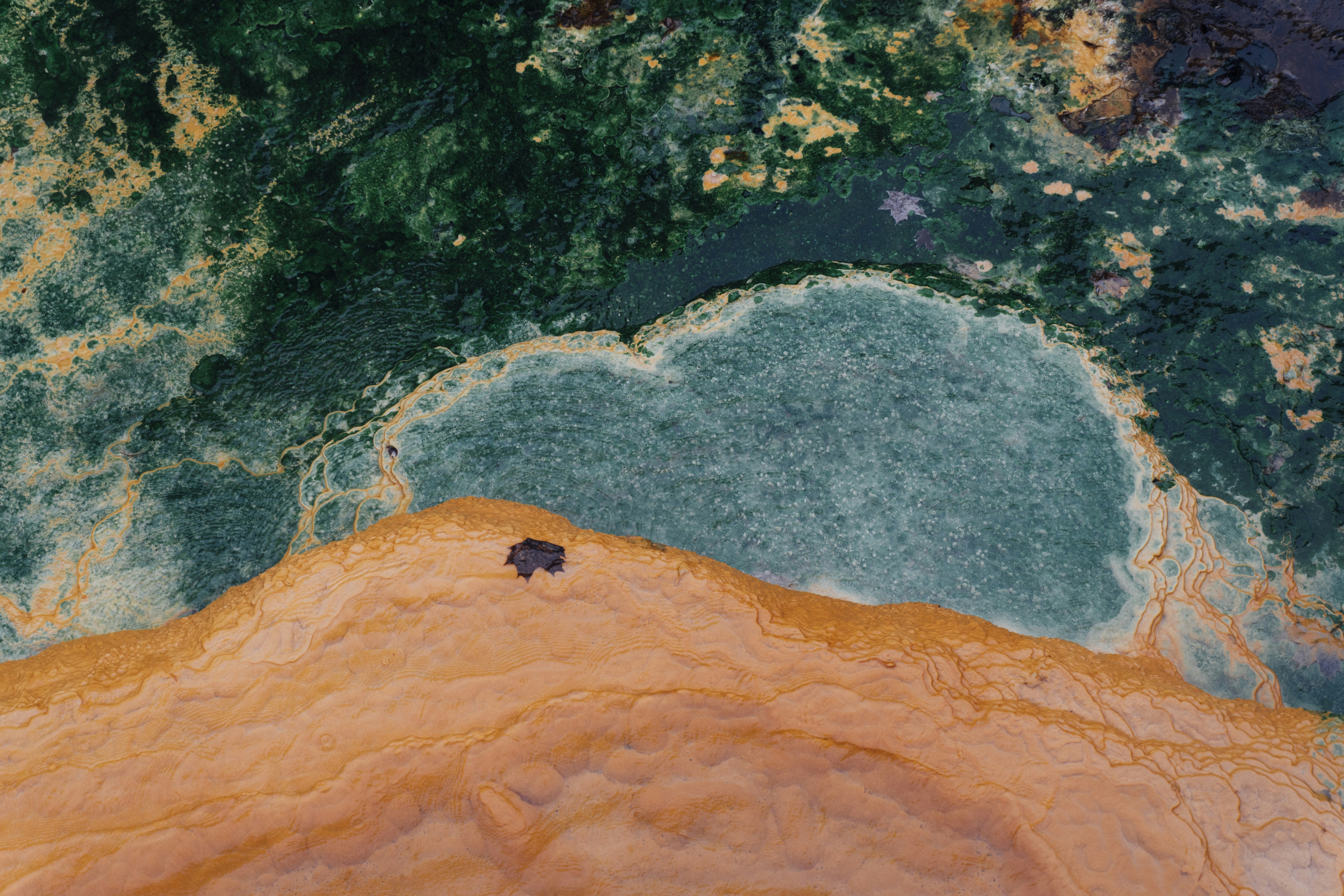 dərin yaşıl | an aerial view of a yellow and green area