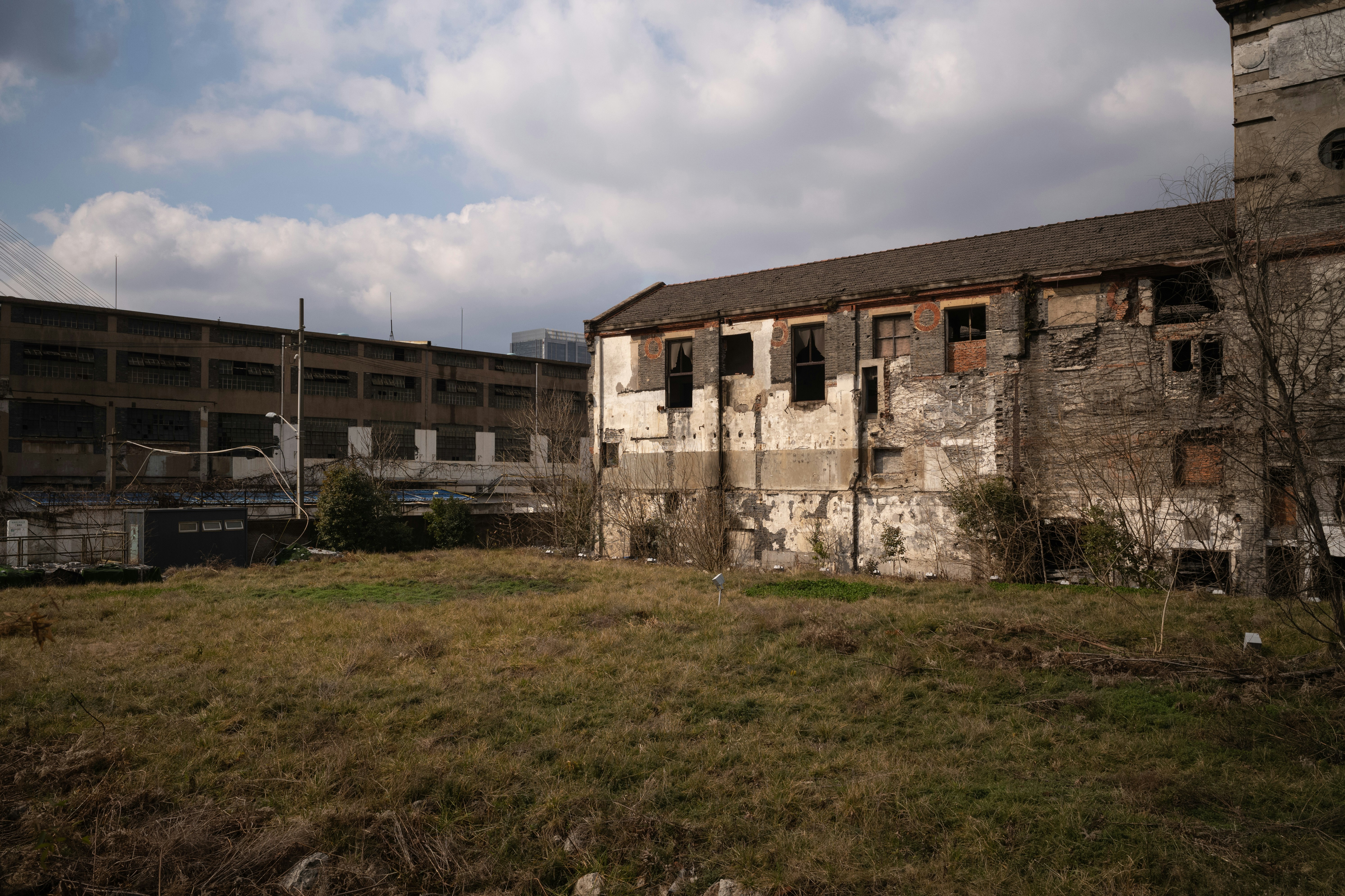 Un bâtiment délabré avec une tour de l’horloge en arrière-plan photo ...