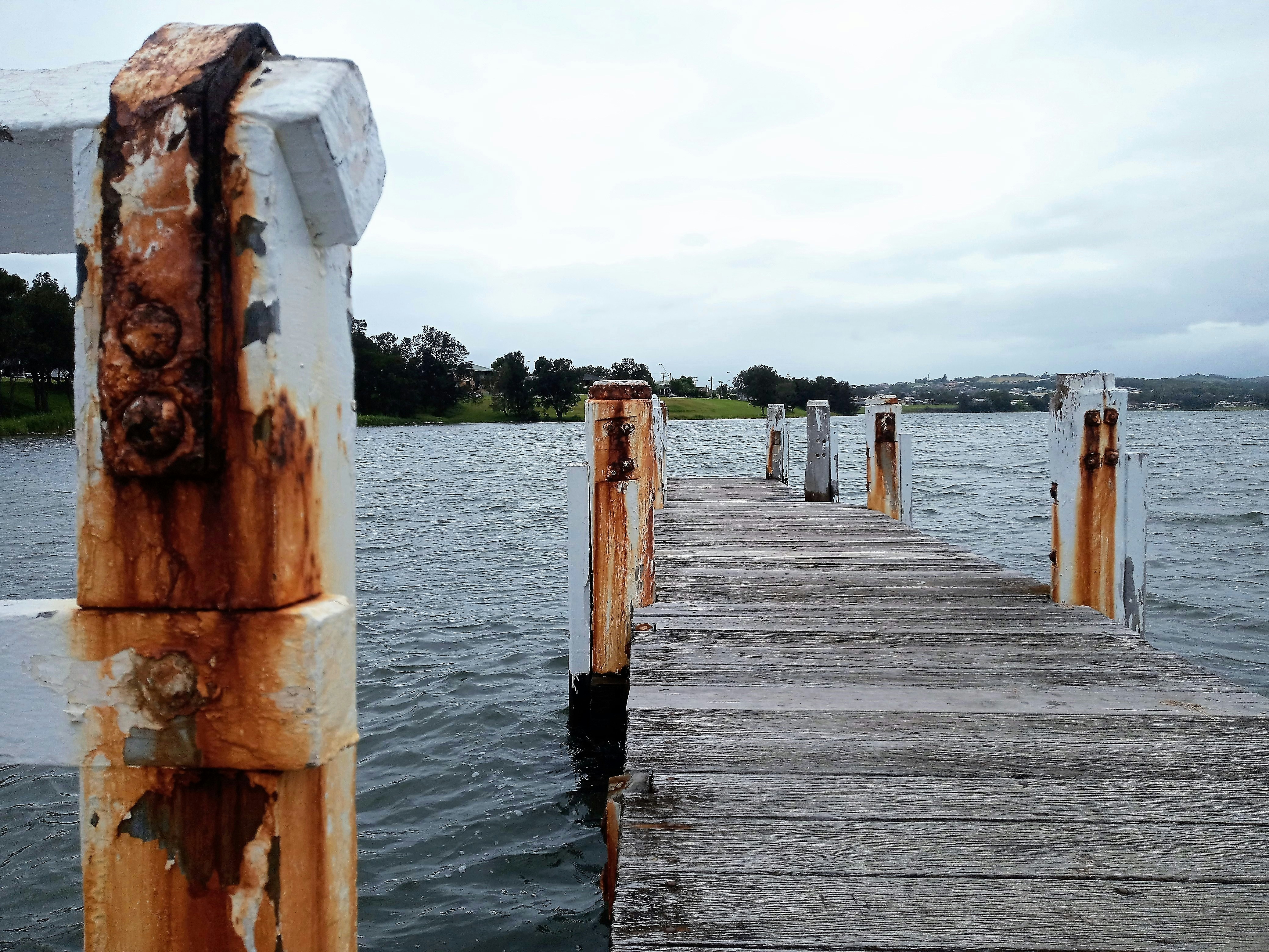 Un quai en bois assis à côté d’un plan d’eau photo – Image gratuite de ...