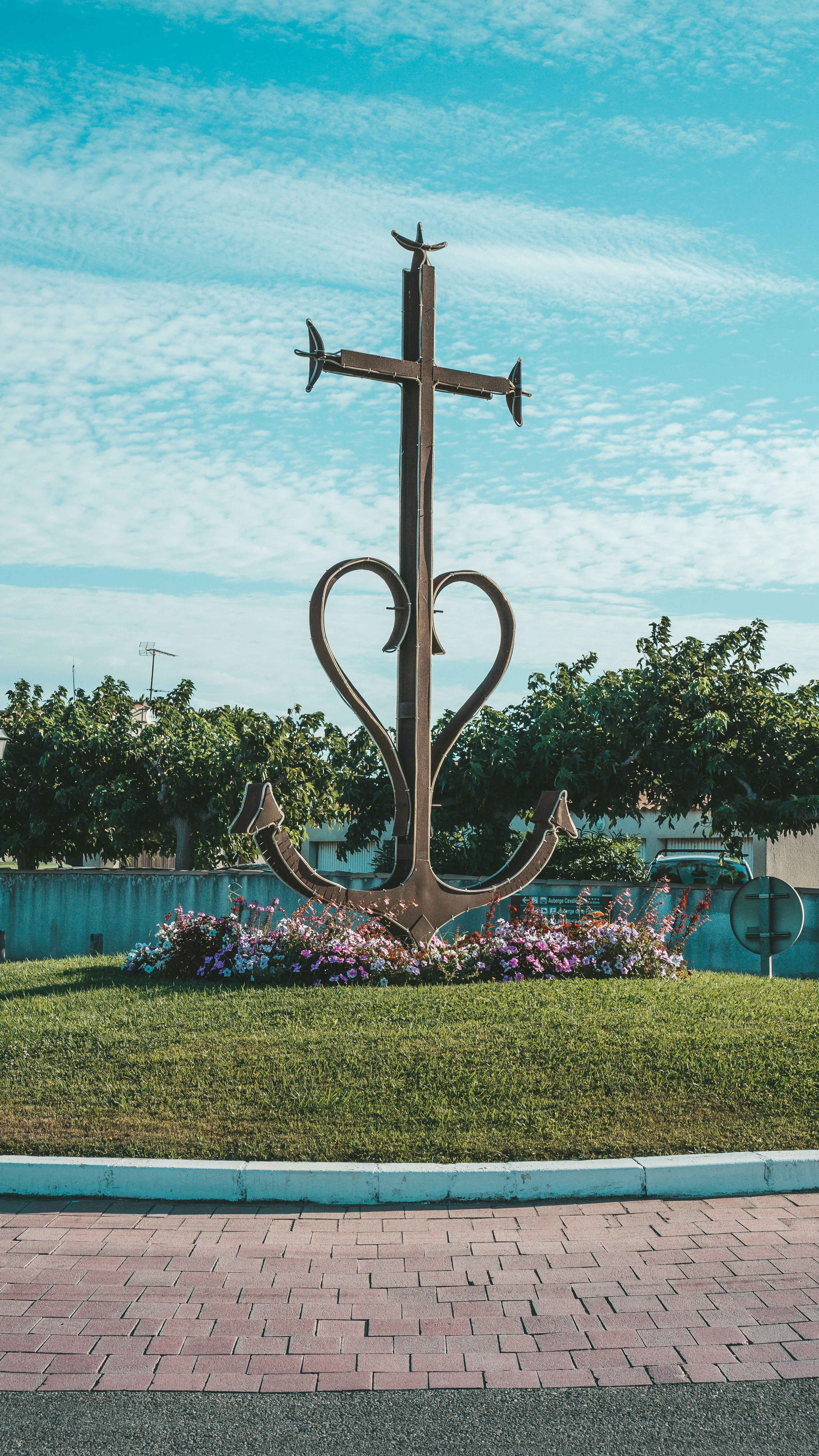 Heartbound Anchor: A Sculpted Monument Framing a Flowered Roundabout