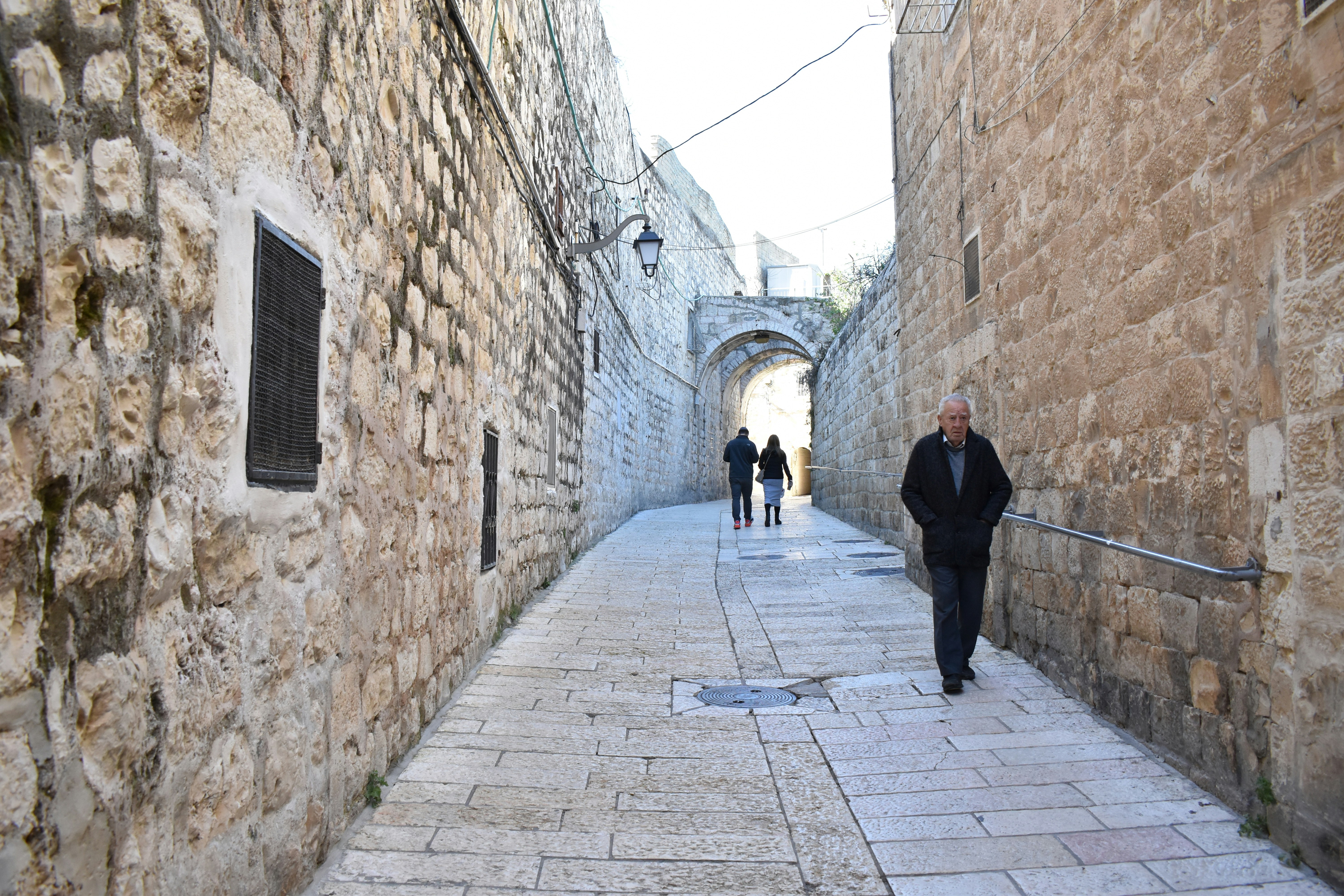 Foto Un hombre caminando por un callejón estrecho – Imagen Ciudad Vieja ...