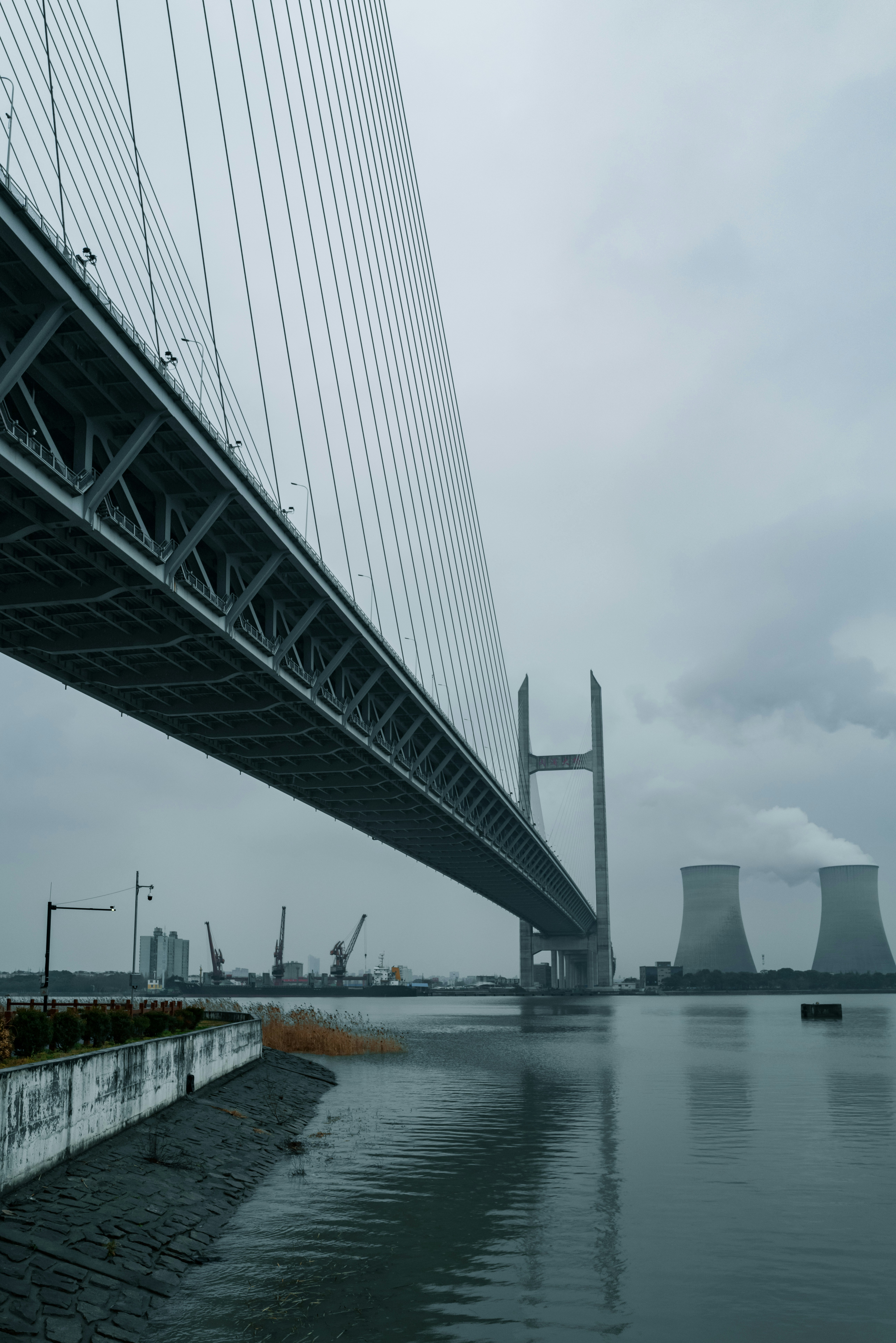 A large bridge over a body of water photo – Free Blue Image on Unsplash