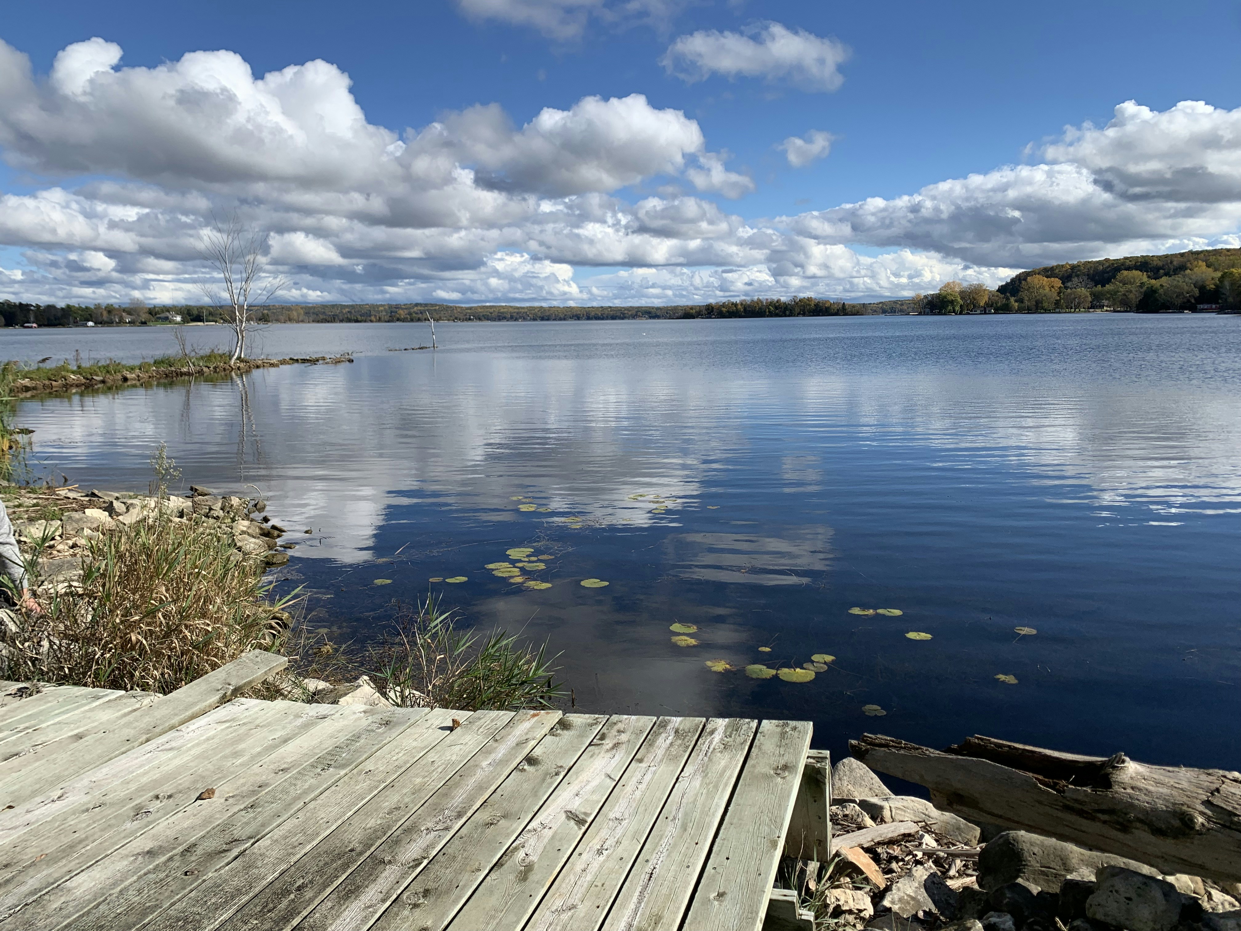 Un quai en bois assis à côté d’un plan d’eau photo – Photo L'eau ...