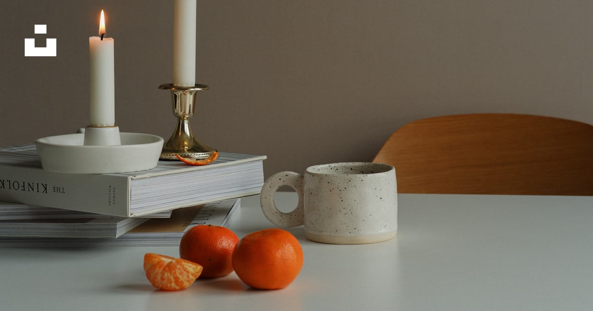 Foto Una mesa blanca coronada con dos velas blancas y dos naranjas ... Foto Una mesa blanca coronada con dos velas blancas y dos naranjas ...