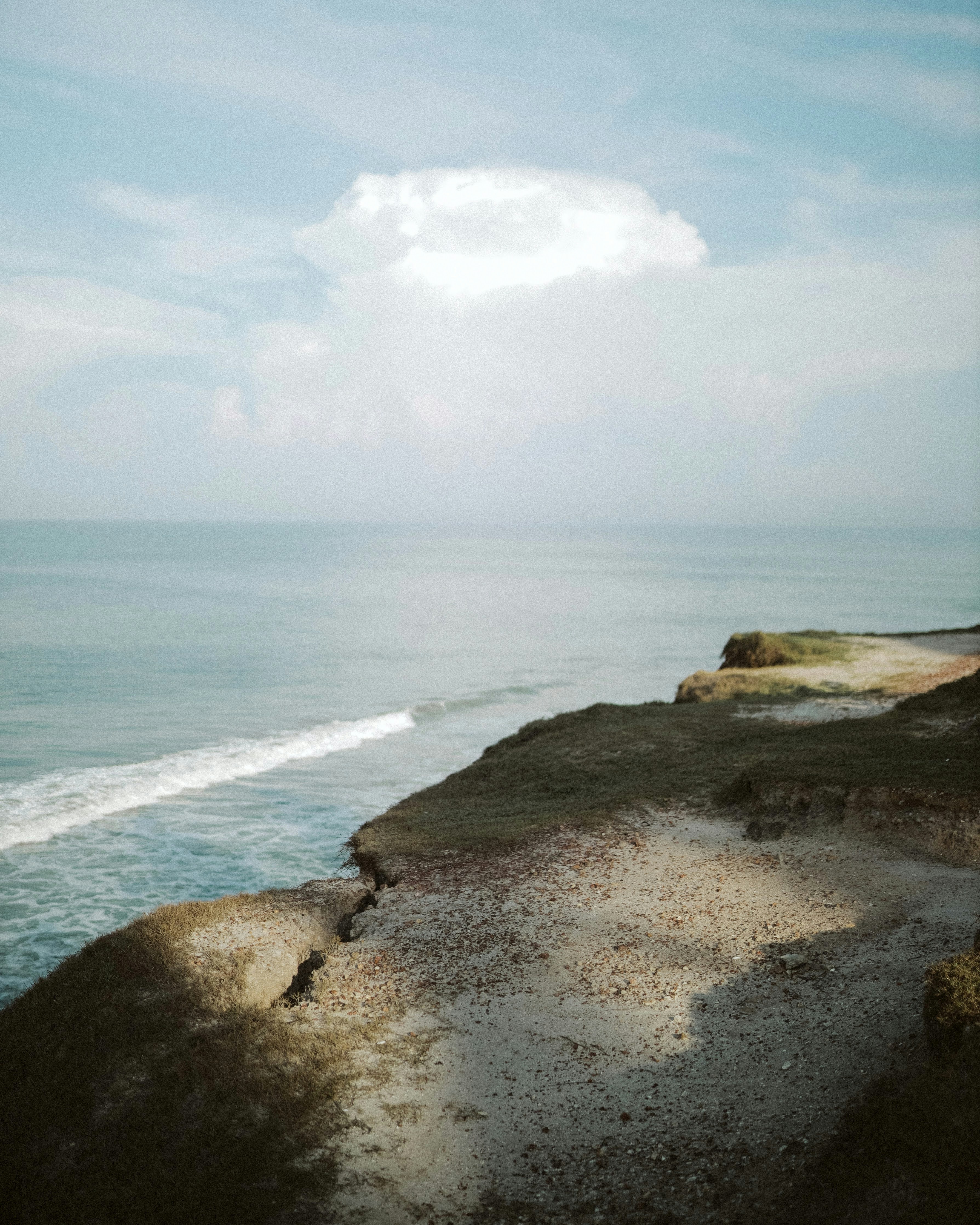 A bench sitting on the edge of a cliff overlooking the ocean photo ...