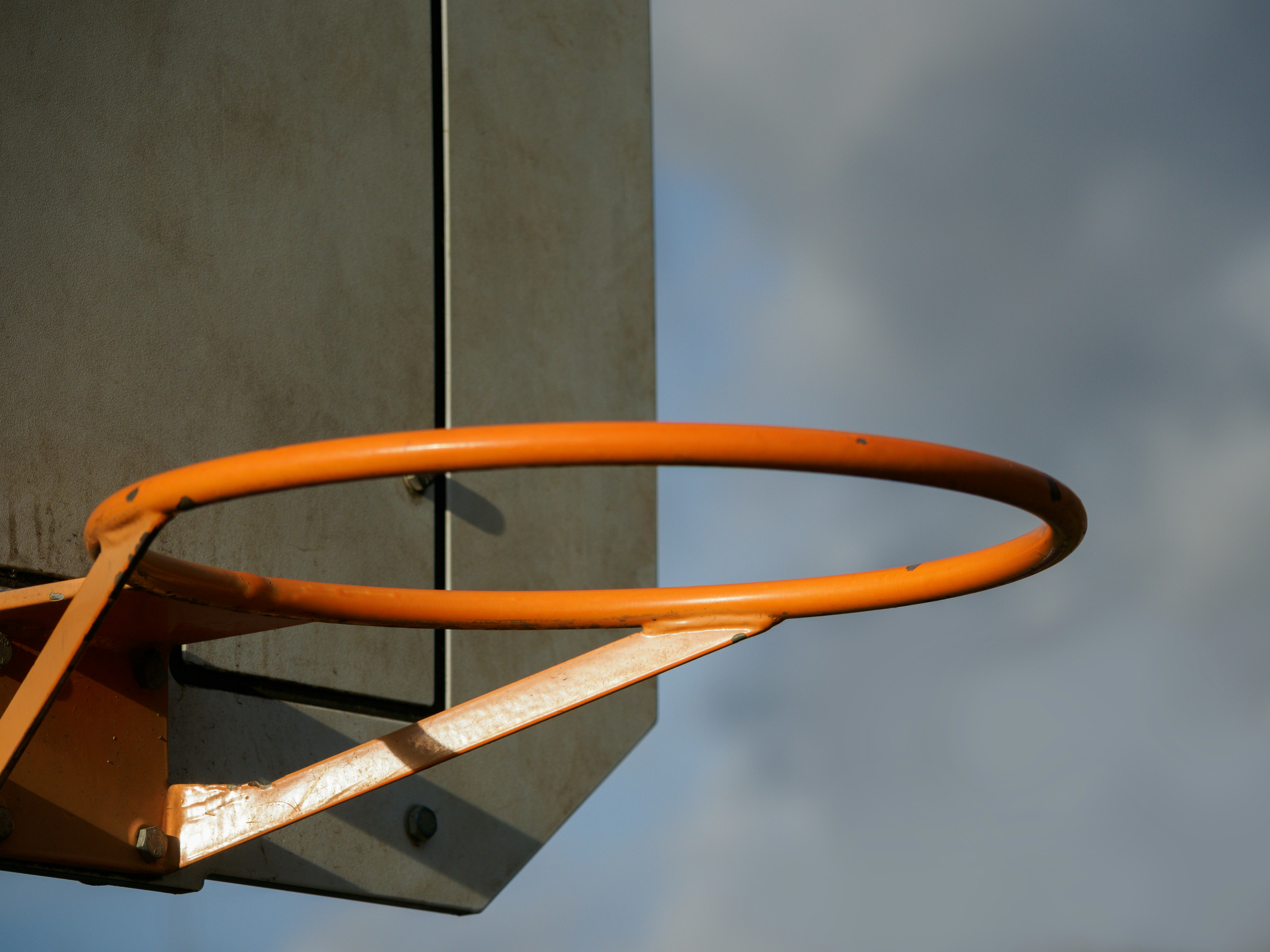 A close up of a basketball hoop with a sky background photo – Free Hoop ...