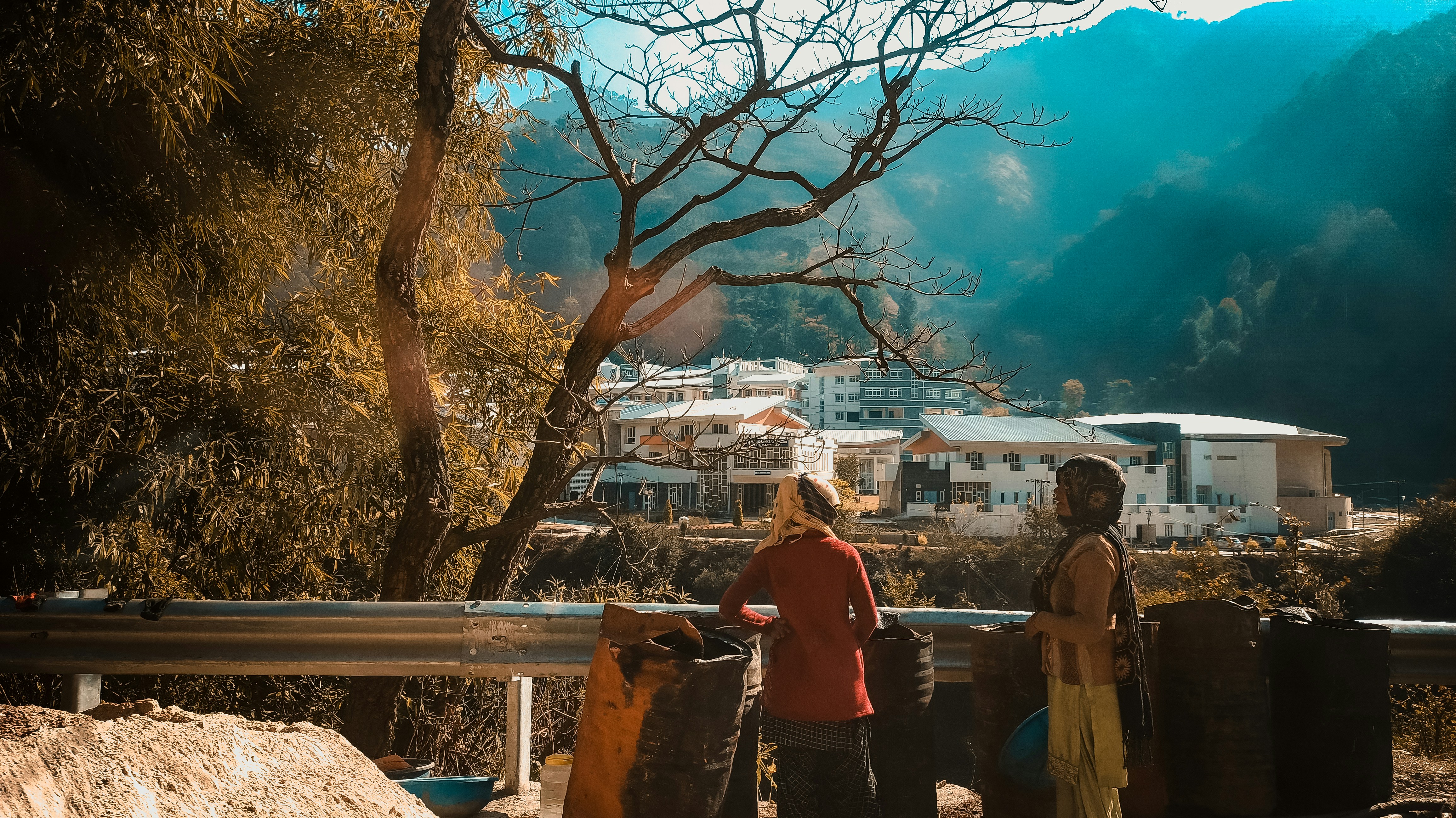 A couple of people standing next to each other photo – Free Building ...