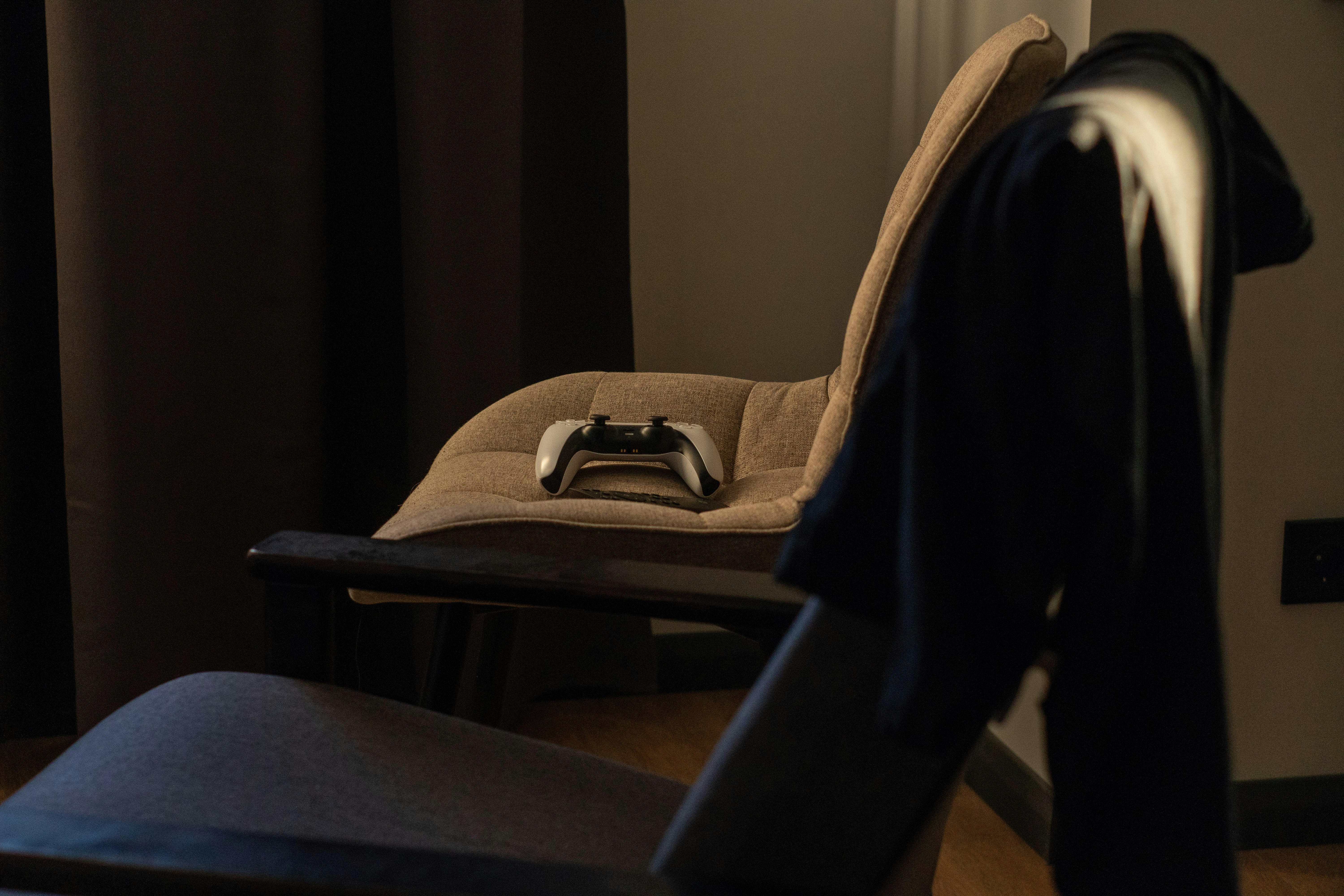 Vacant Ergonomics: A Quiet Corner with a Game Controller