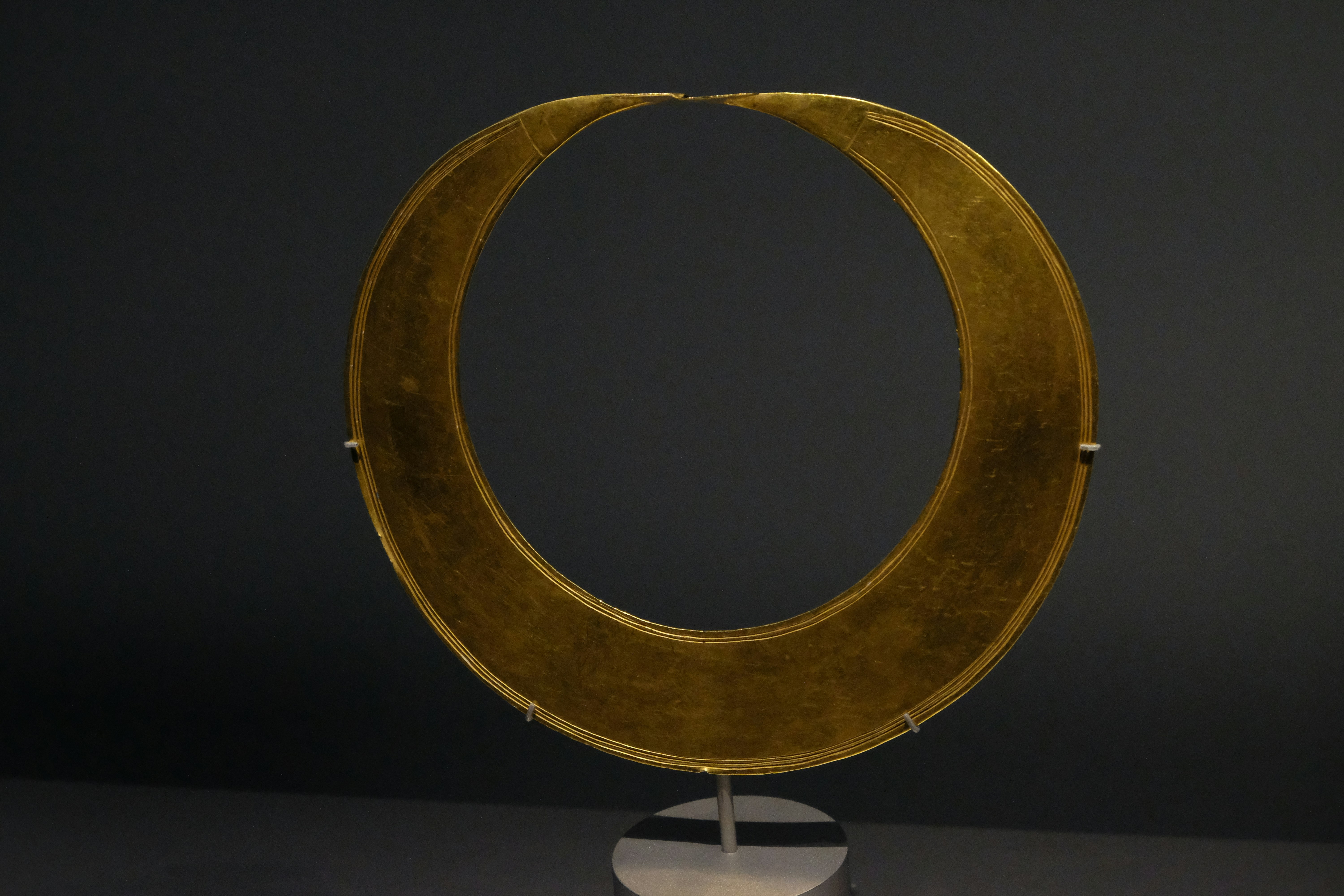 Circular Bronze Orbit: Silence on a Slim Pedestal