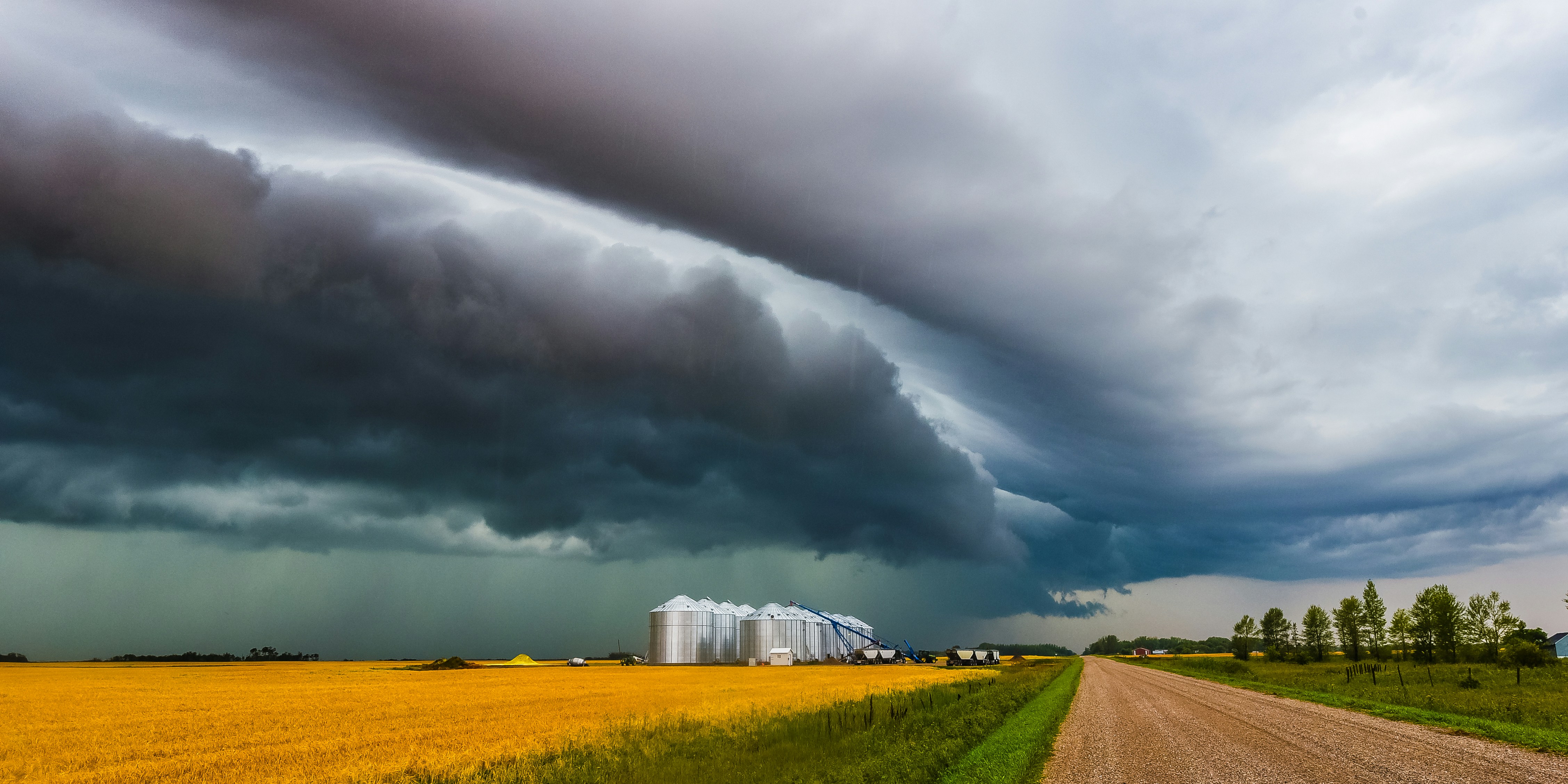 A storm rolls in over a farm field photo – Free Nature Image on Unsplash
