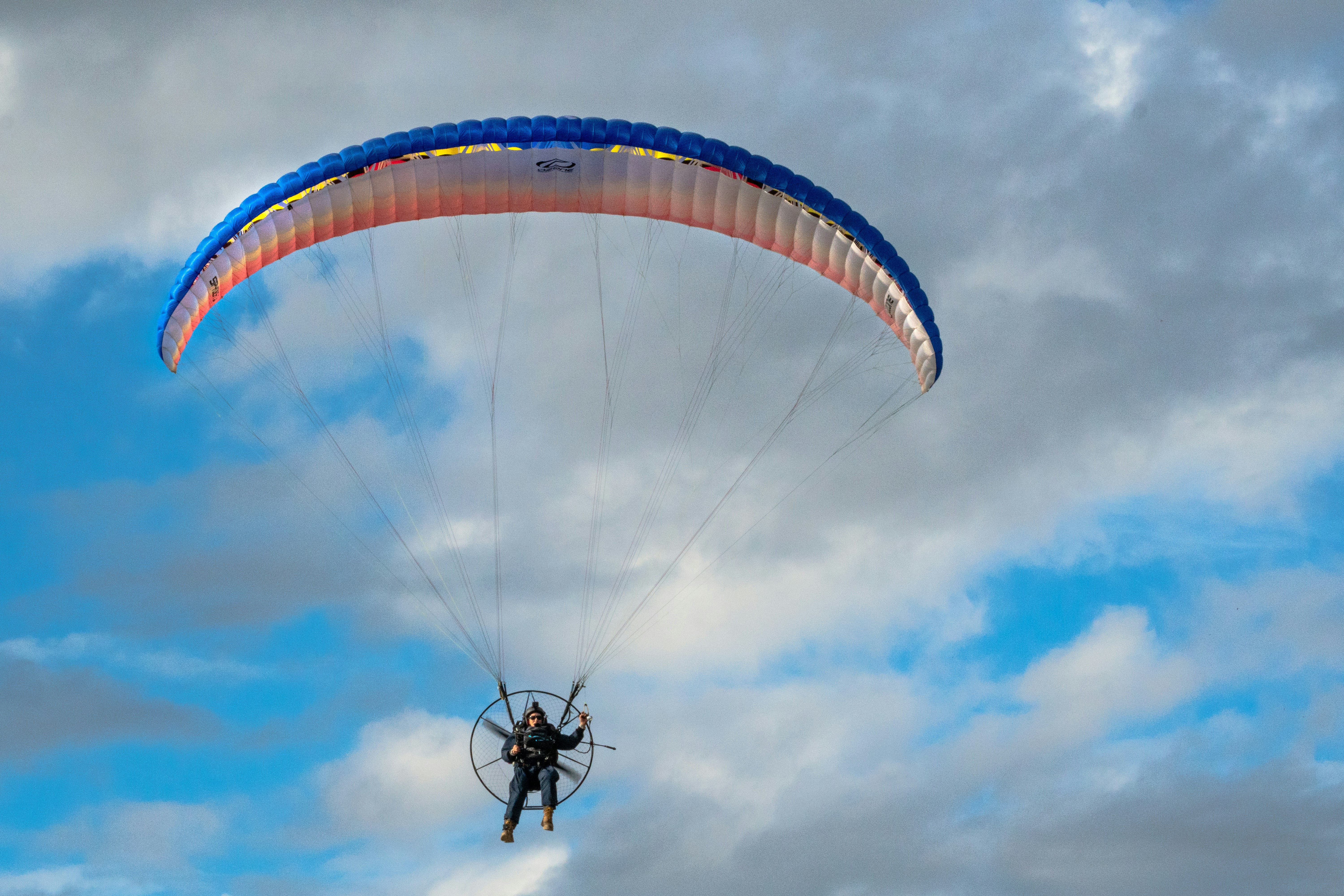 Une personne fait du parachute ascensionnel dans les airs par temps ...