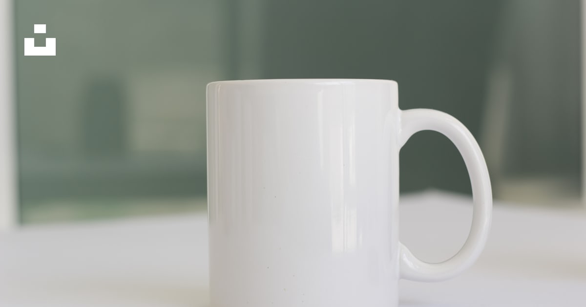 Une Tasse à Café Blanche Posée Sur Une Table Photo Photo Maquette