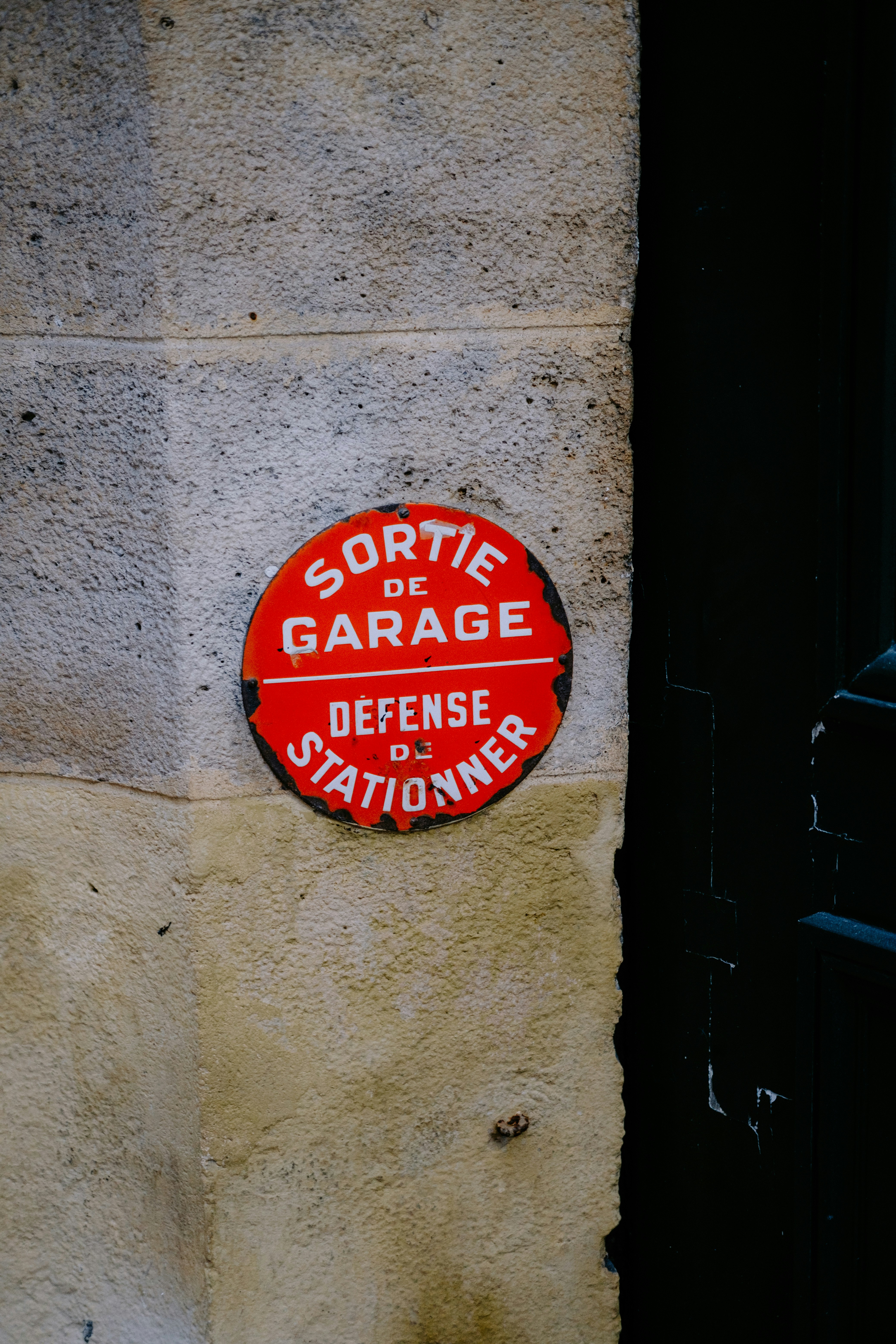 A sign on the side of a building photo – Free France Image on Unsplash