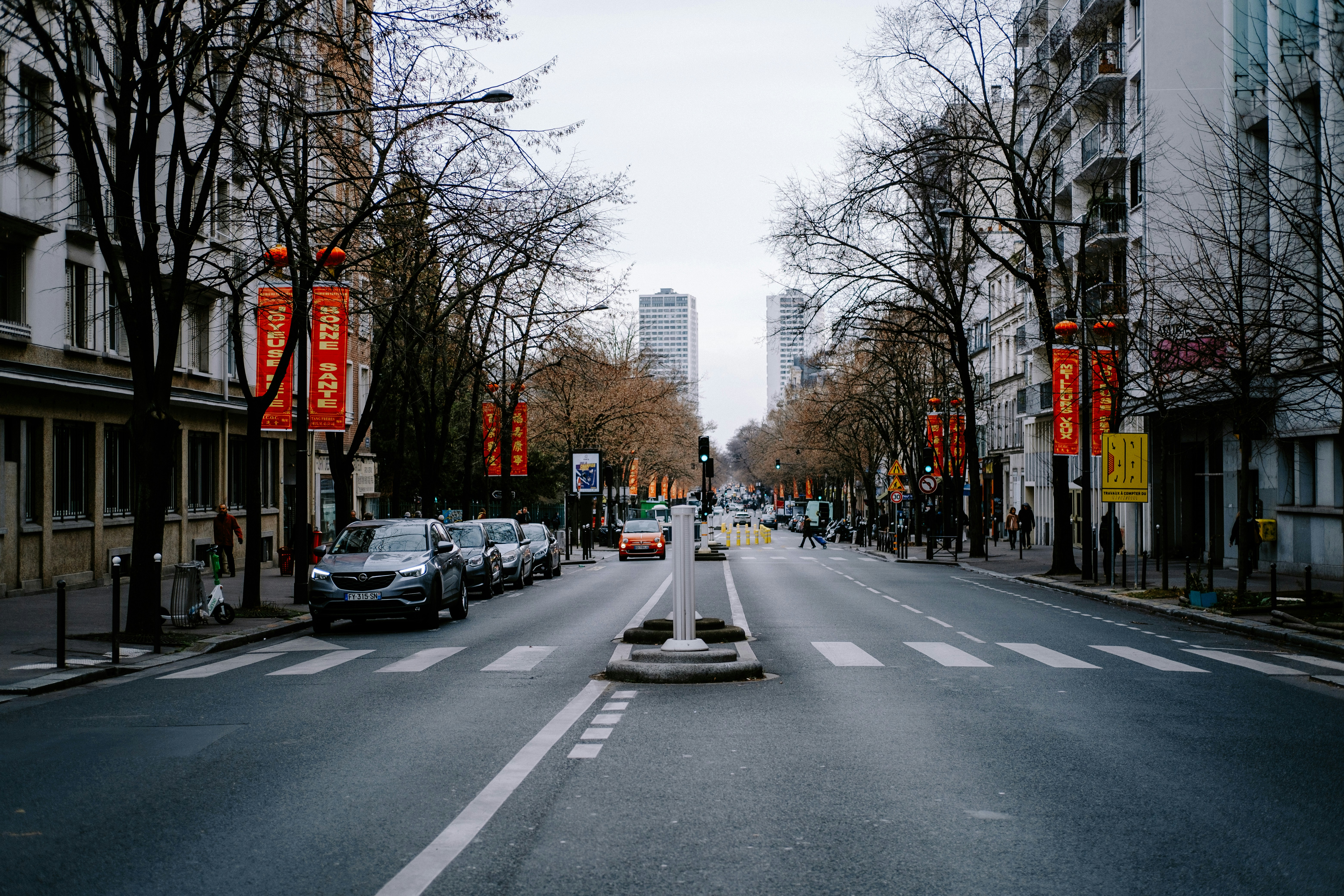 Une rue de la ville avec des voitures garées des deux côtés de la rue ...