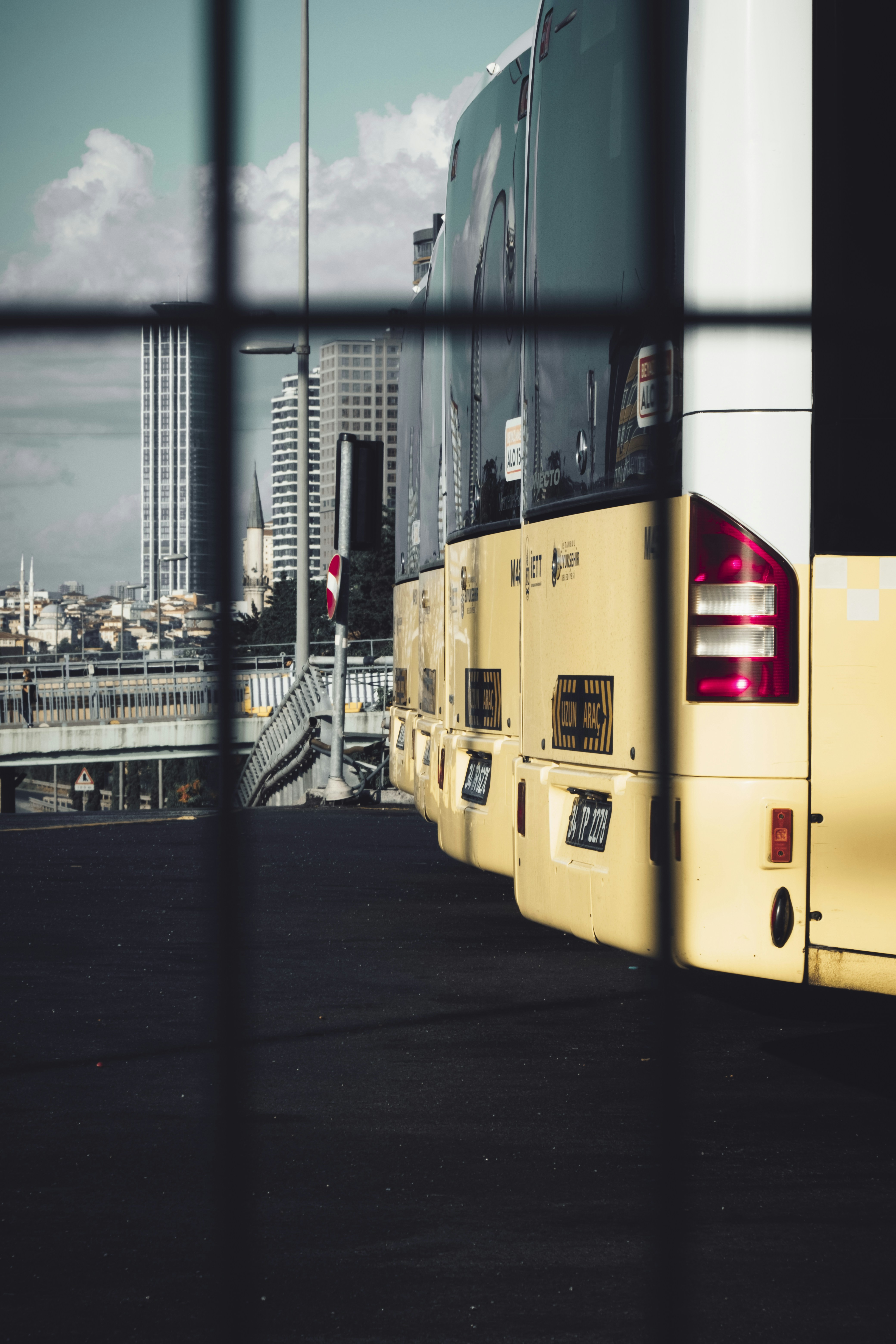 Un gros bus jaune garé dans un parking photo – Photo Bus Gratuite sur ...