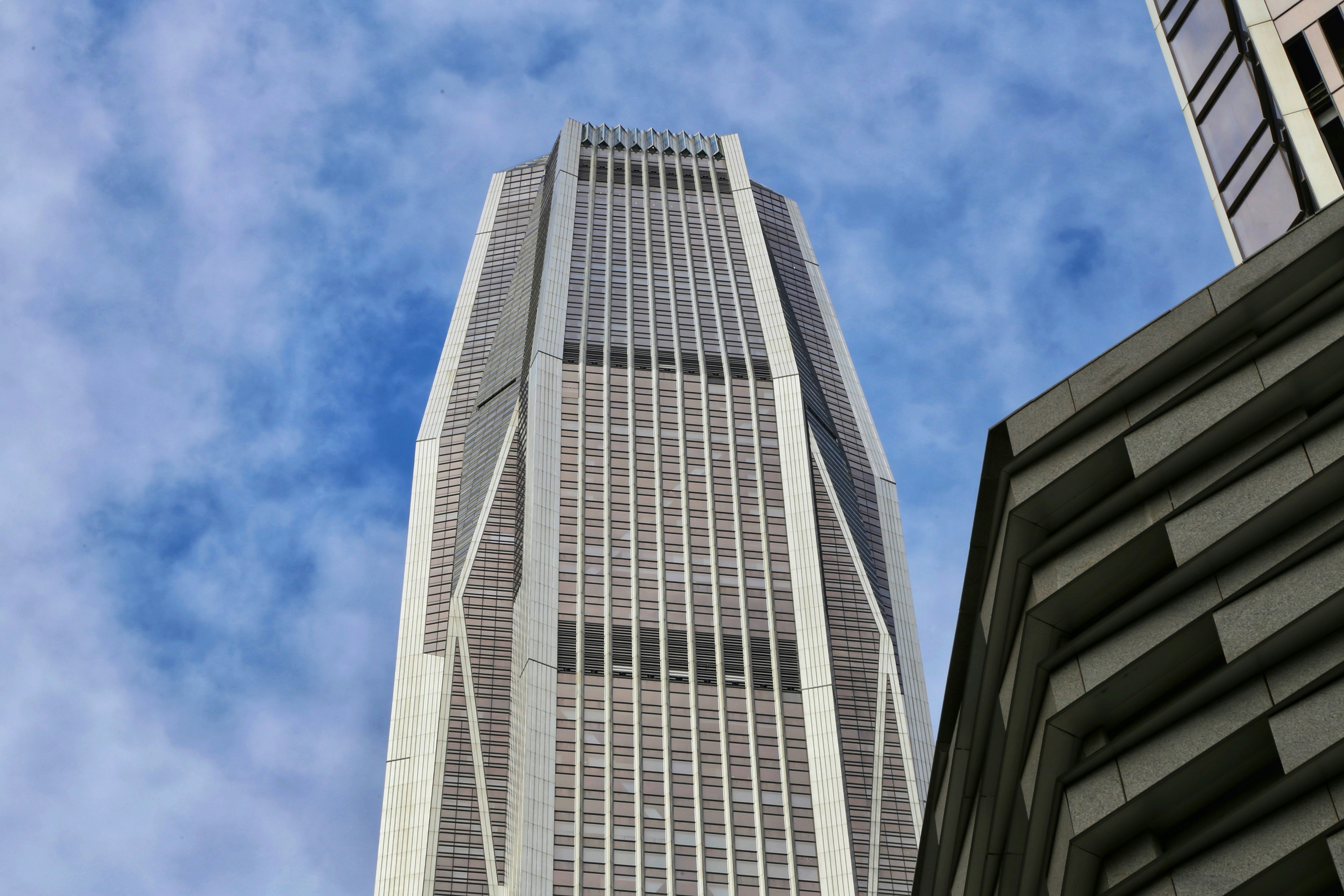 Foto Un edificio muy alto que se eleva sobre una ciudad – Imagen 中国 ...