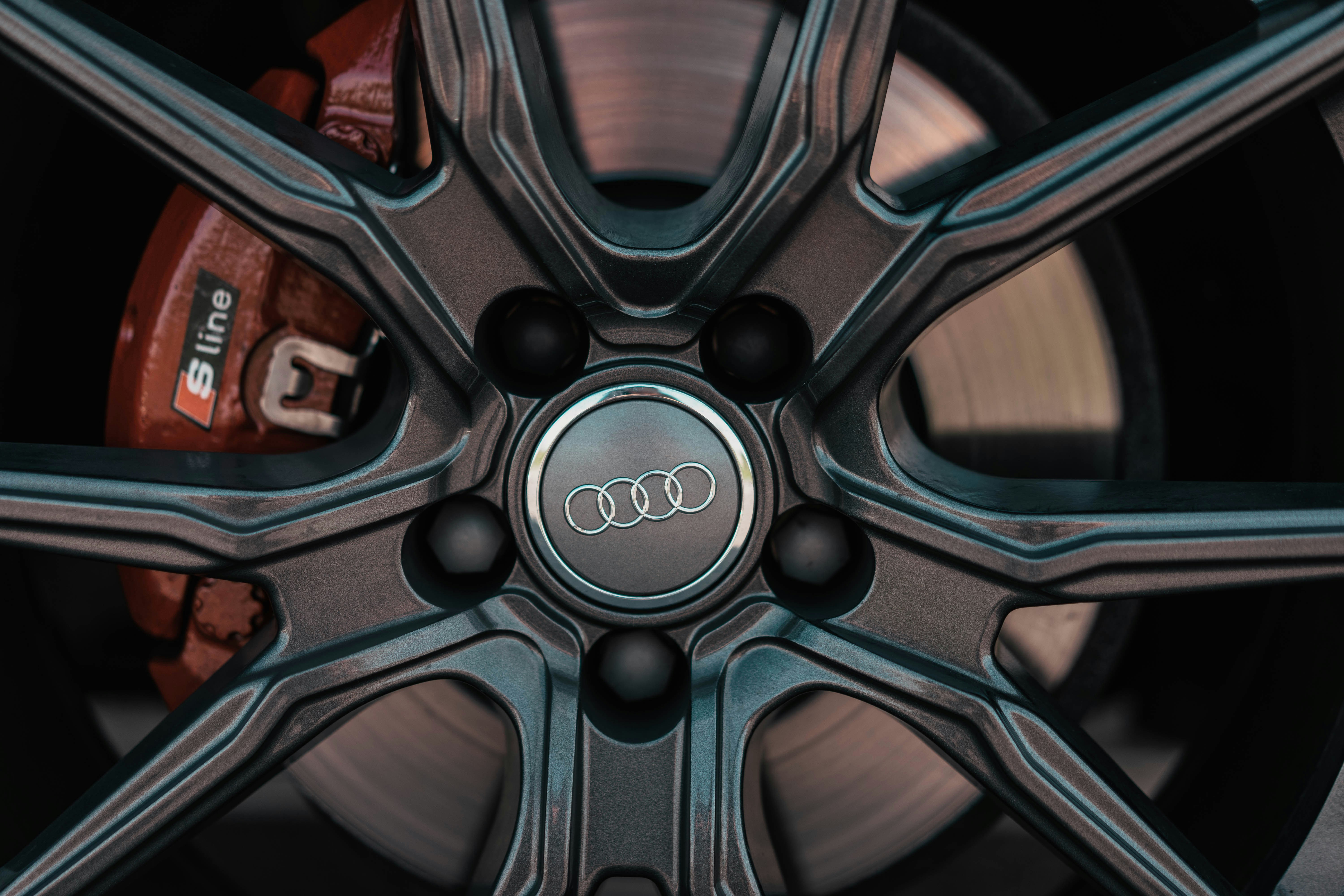 A close up of a wheel on a car photo – Free Spoke Image on Unsplash