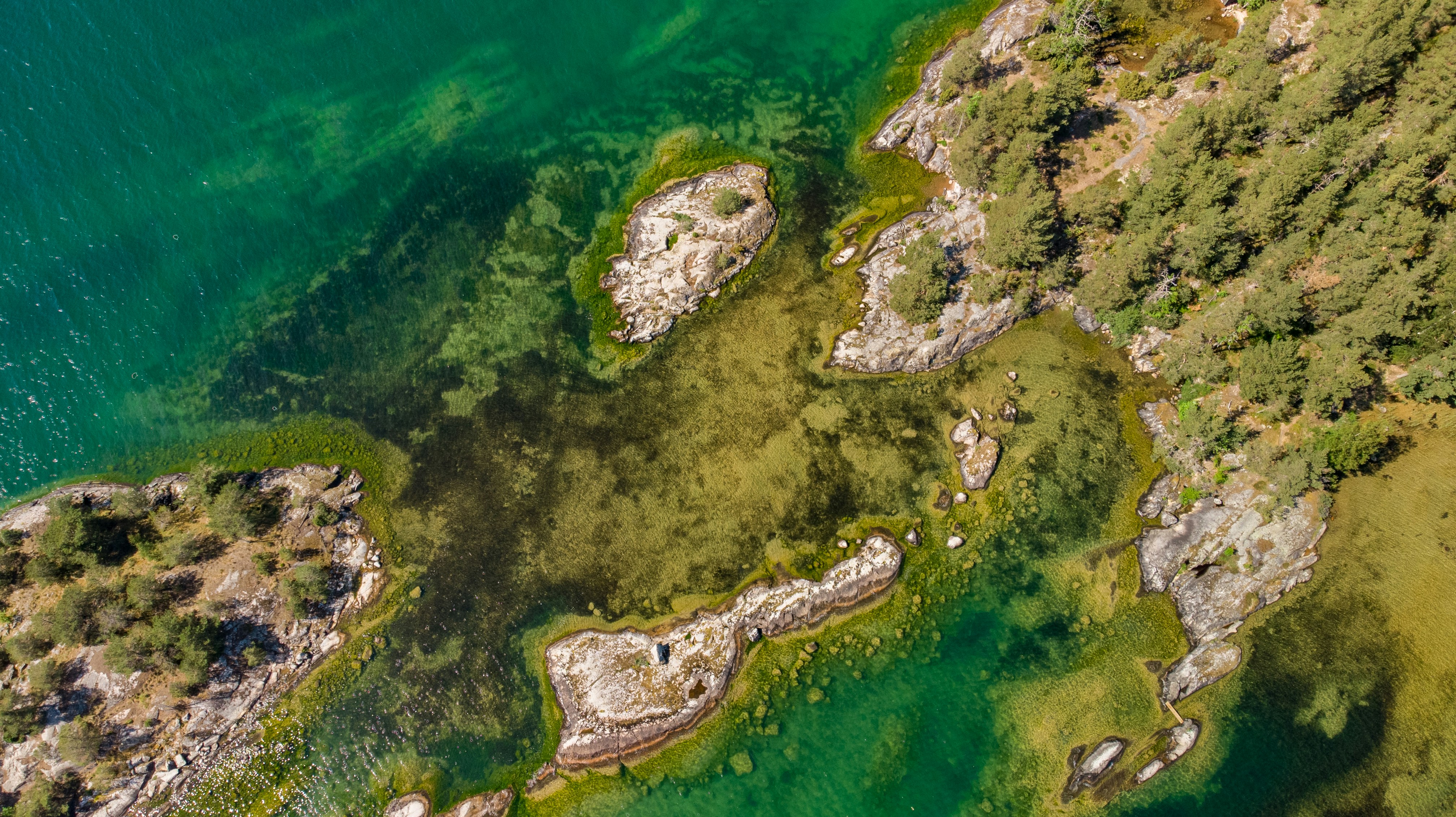 An aerial view of a body of water photo – Free Harge bad & camping ...