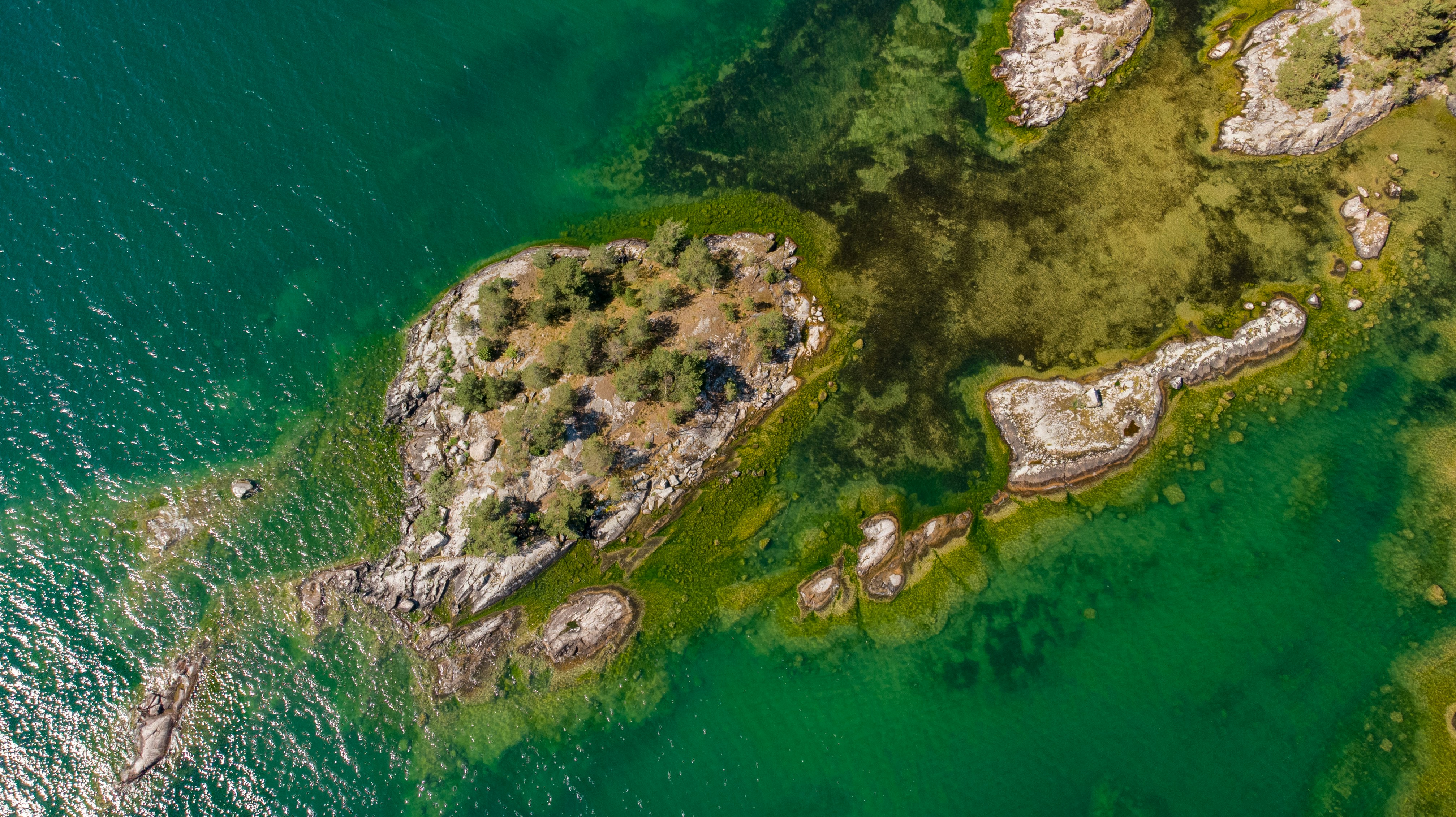 Una vista aérea de una isla en el océano foto – Imagen de Harge Bad ...