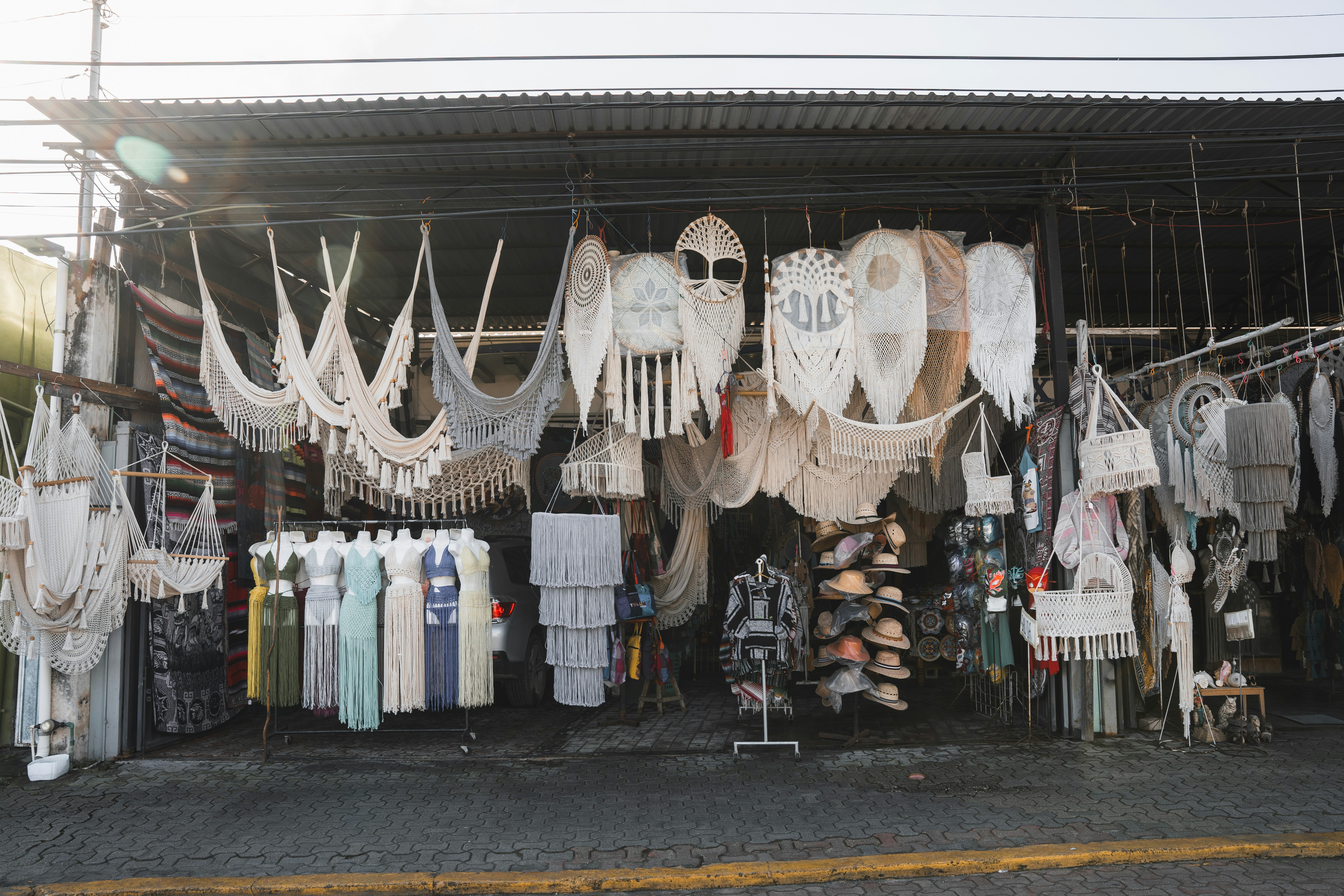 Foto Una tienda con mucha ropa colgada en una línea – Imagen Gris ...