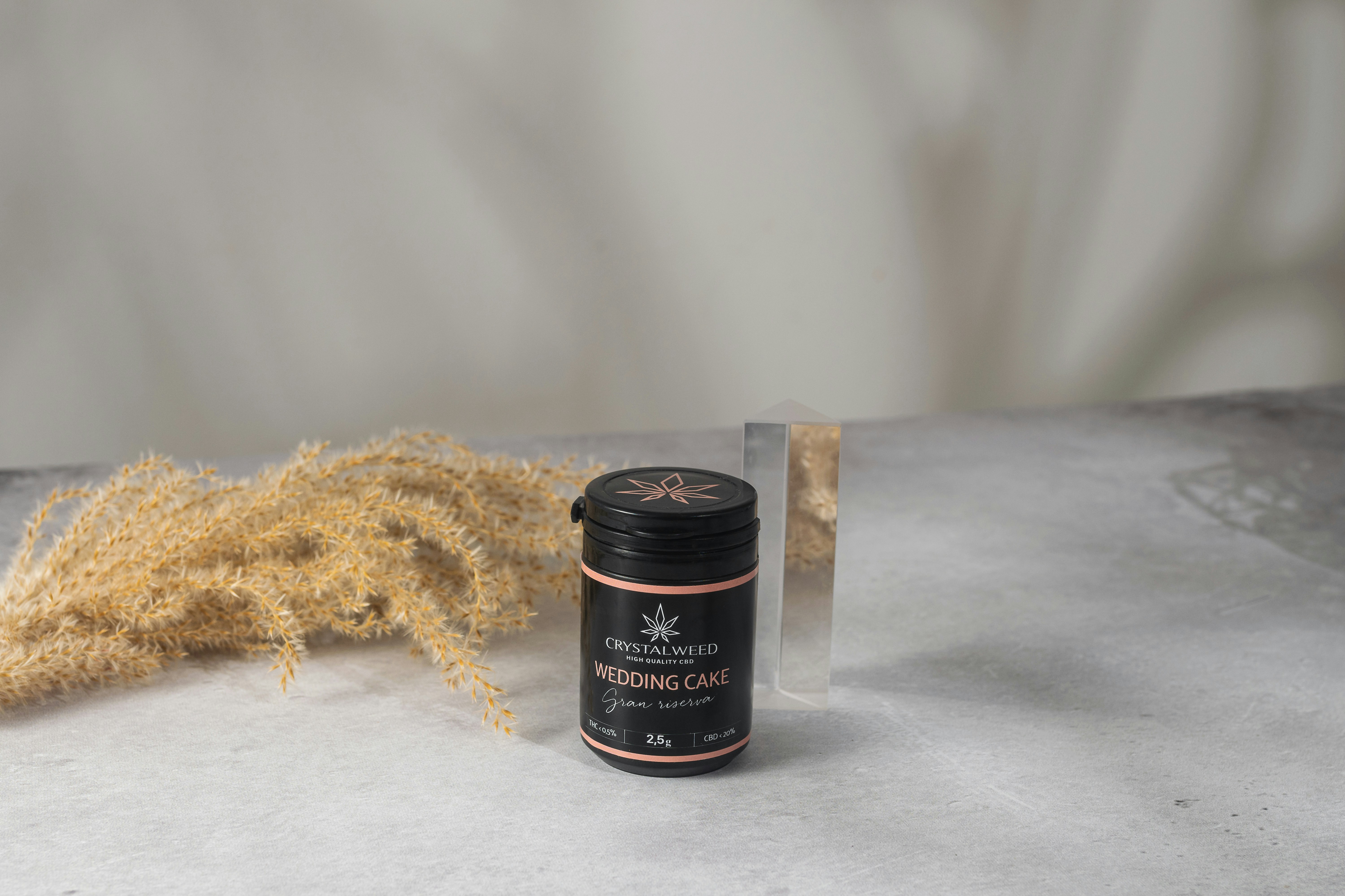 A close up of a small jar of cbd photo – Free Plant Image on Unsplash