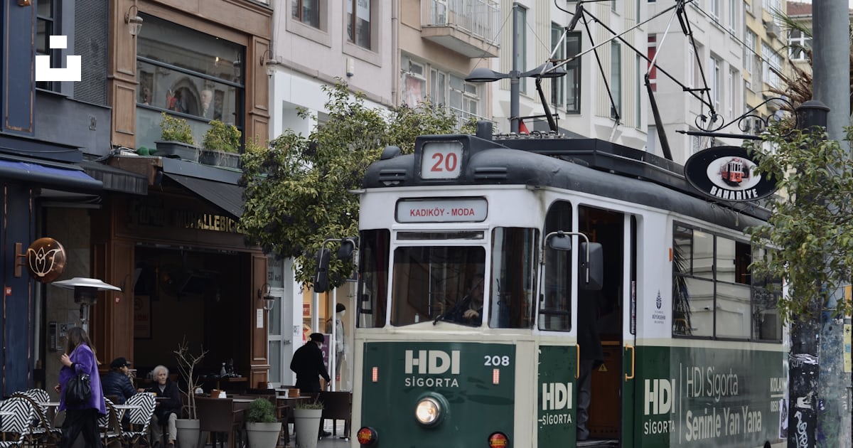 Foto Un tranvía verde y blanco en una calle de la ciudad – Imagen ... Foto Un tranvía verde y blanco en una calle de la ciudad – Imagen ...