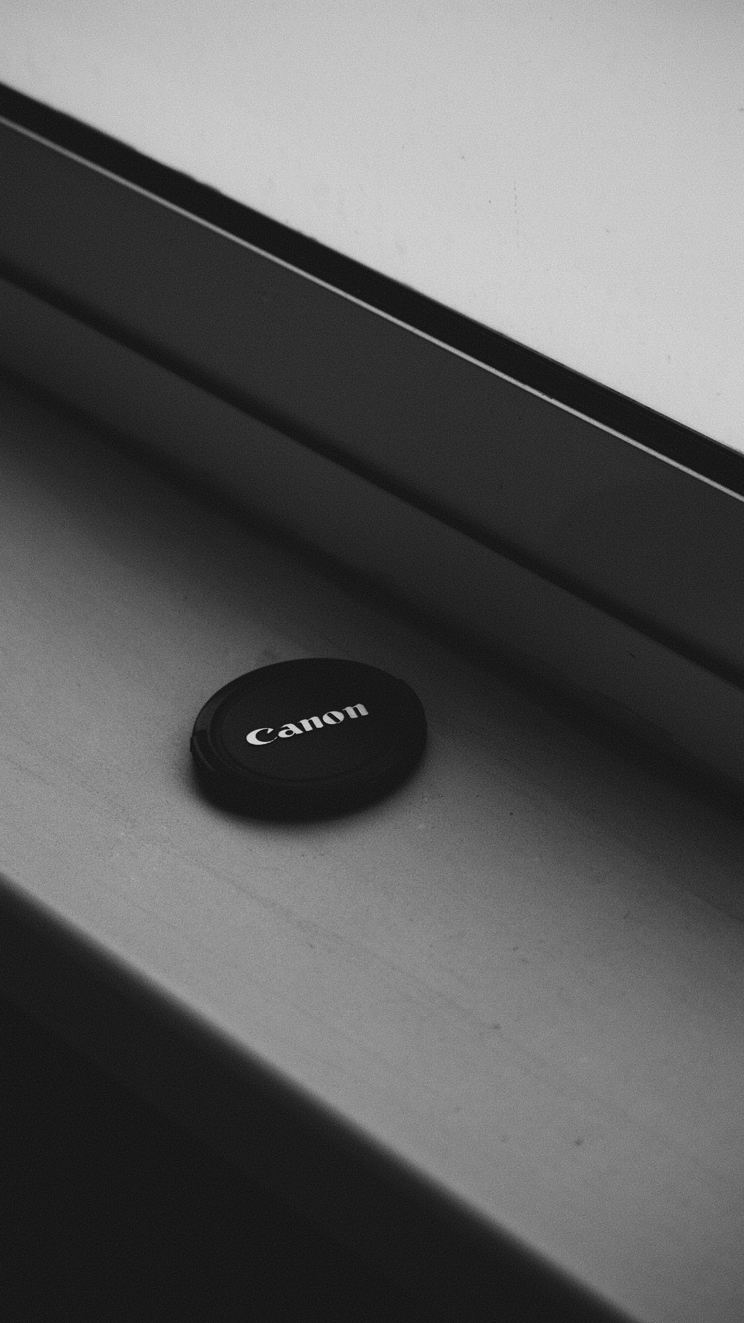 Un petit objet noir assis sur un rebord de fenêtre photo – Photo ...