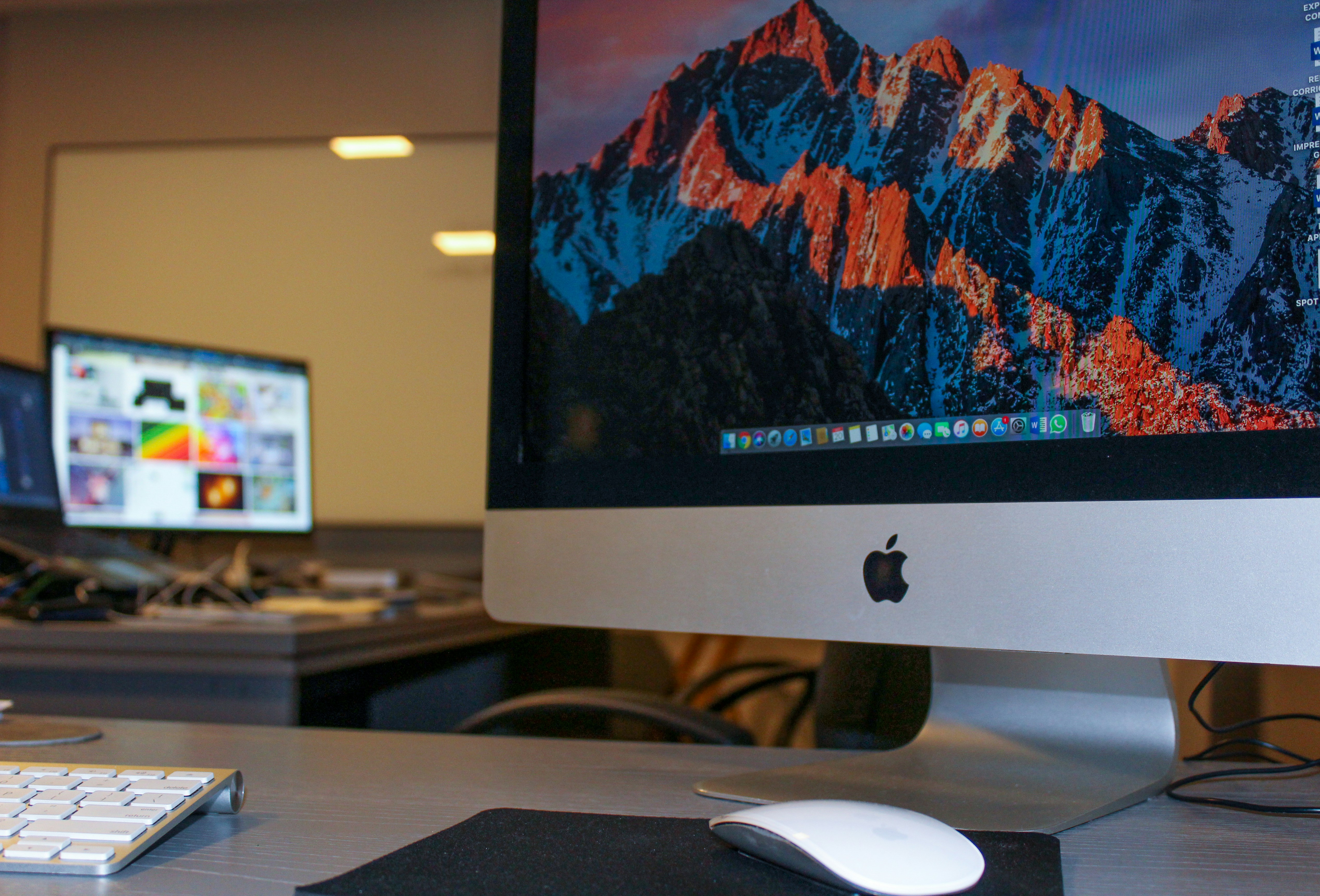 Un monitor de computadora sentado encima de un escritorio foto – Imagen ...