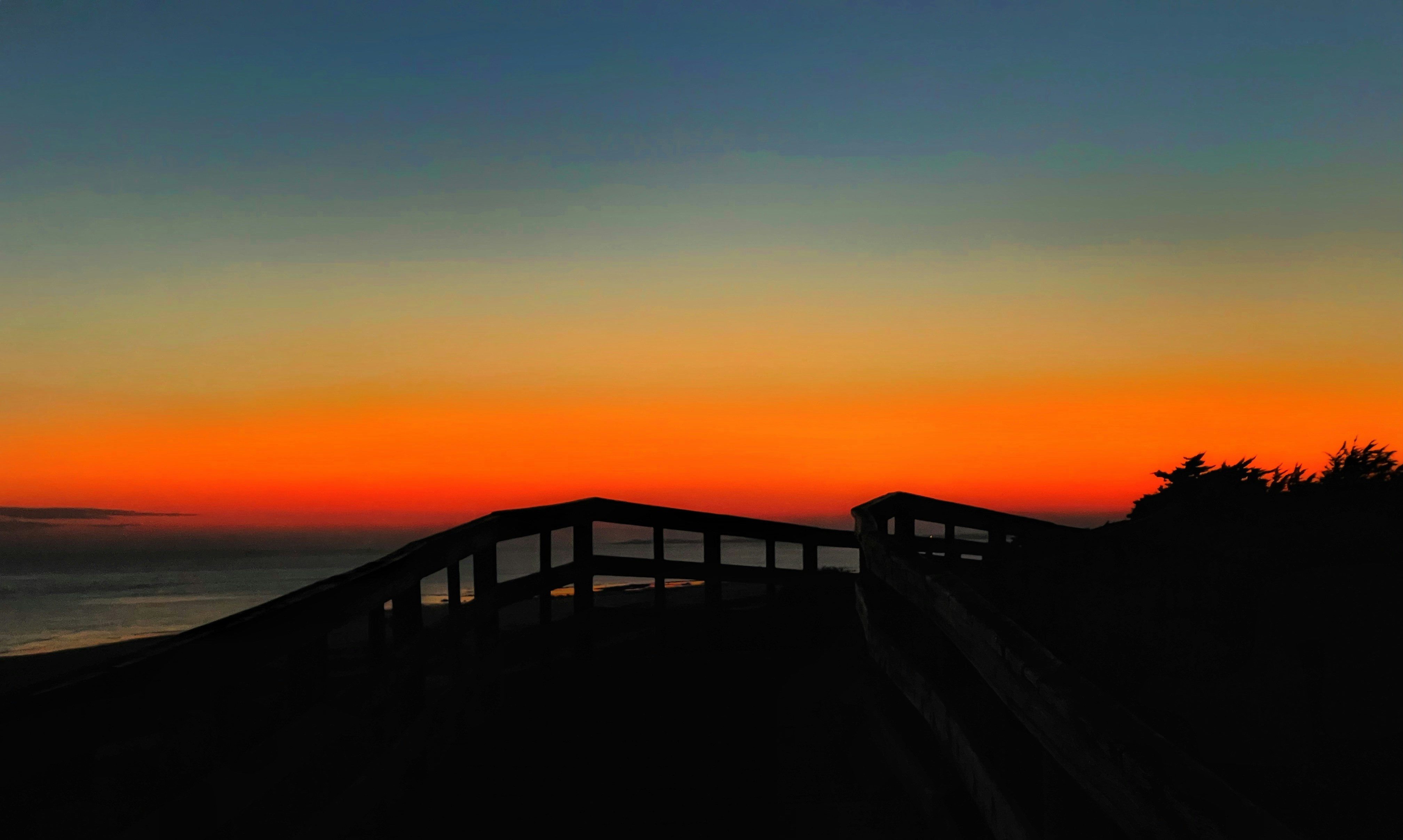 A view of a sunset over the ocean photo – Free Sunset Image on Unsplash