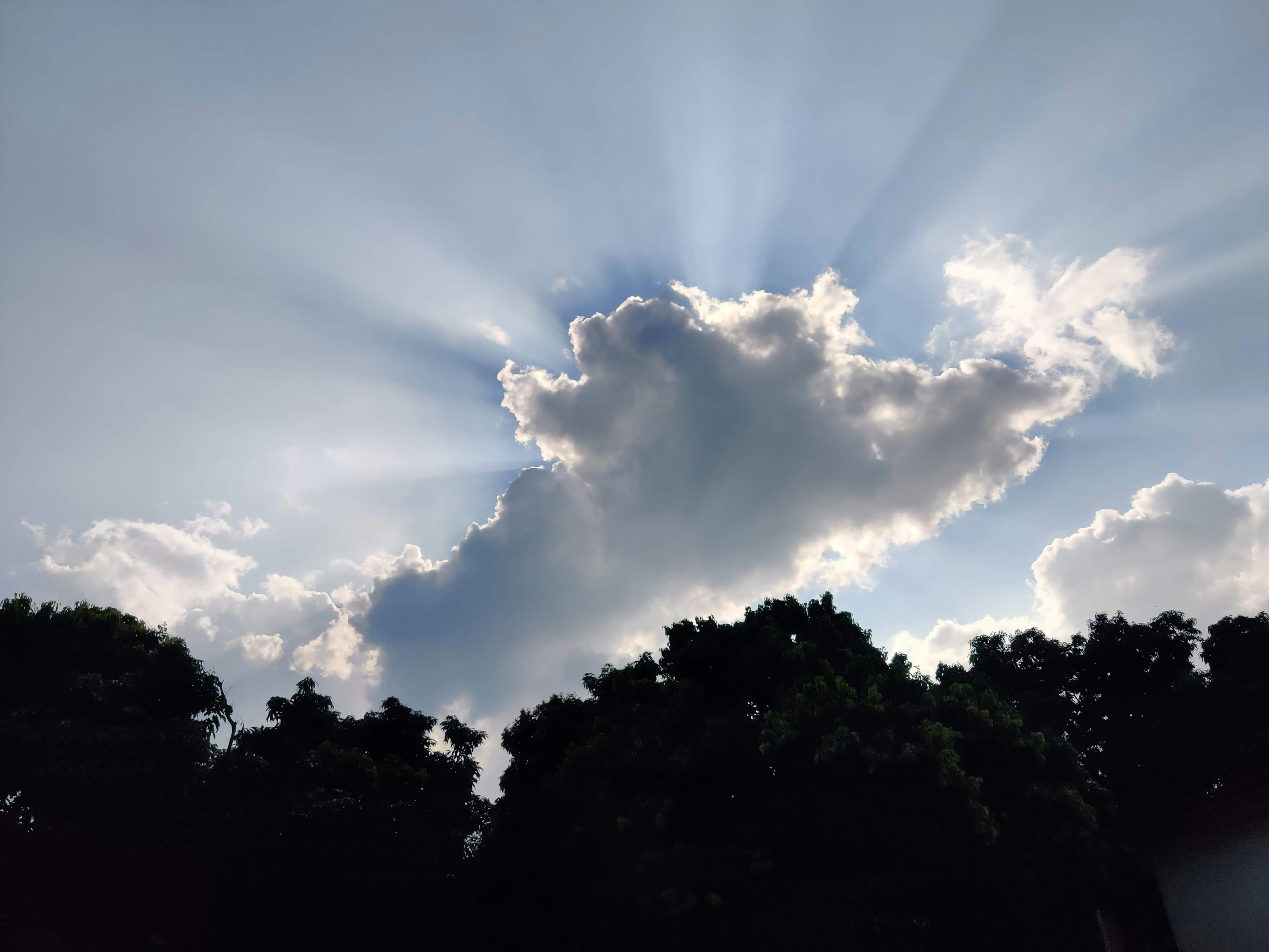 Le soleil brille à travers les nuages dans le ciel photo – Image ...