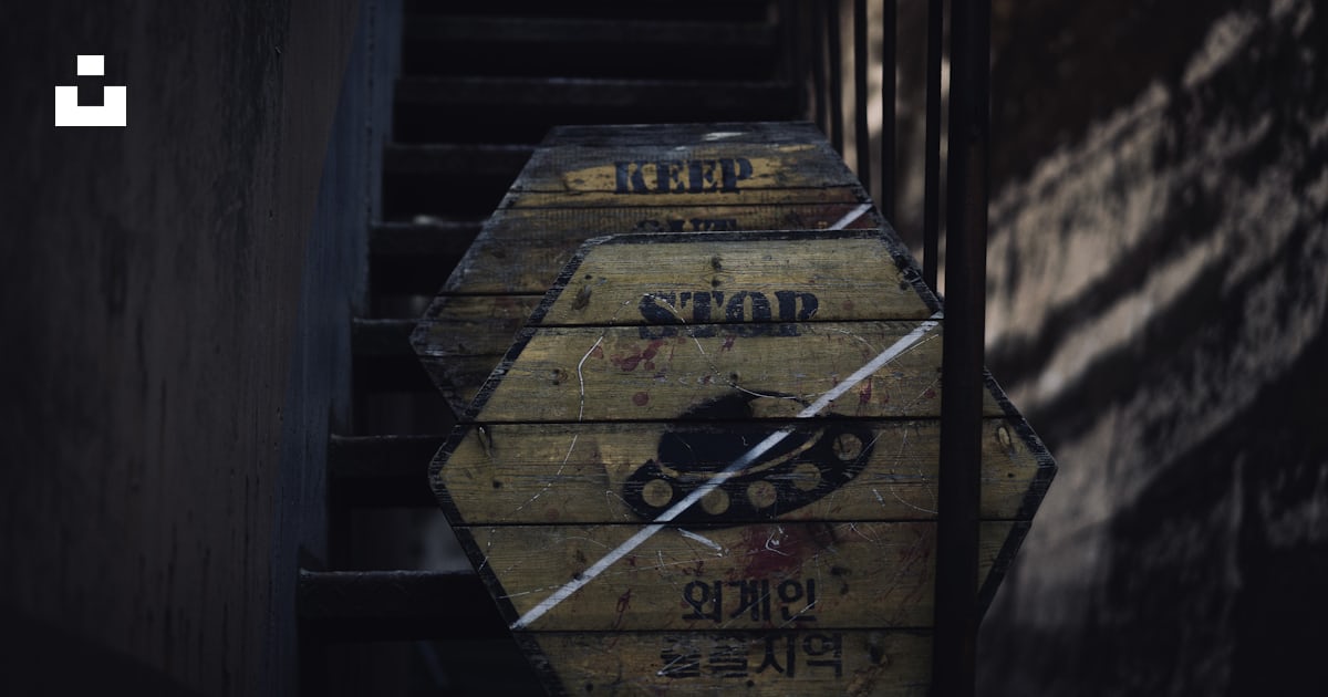 Foto zum Thema Ein Haufen Holzschilder auf einer Treppe – Kostenloses ... Foto zum Thema Ein Haufen Holzschilder auf einer Treppe – Kostenloses ...