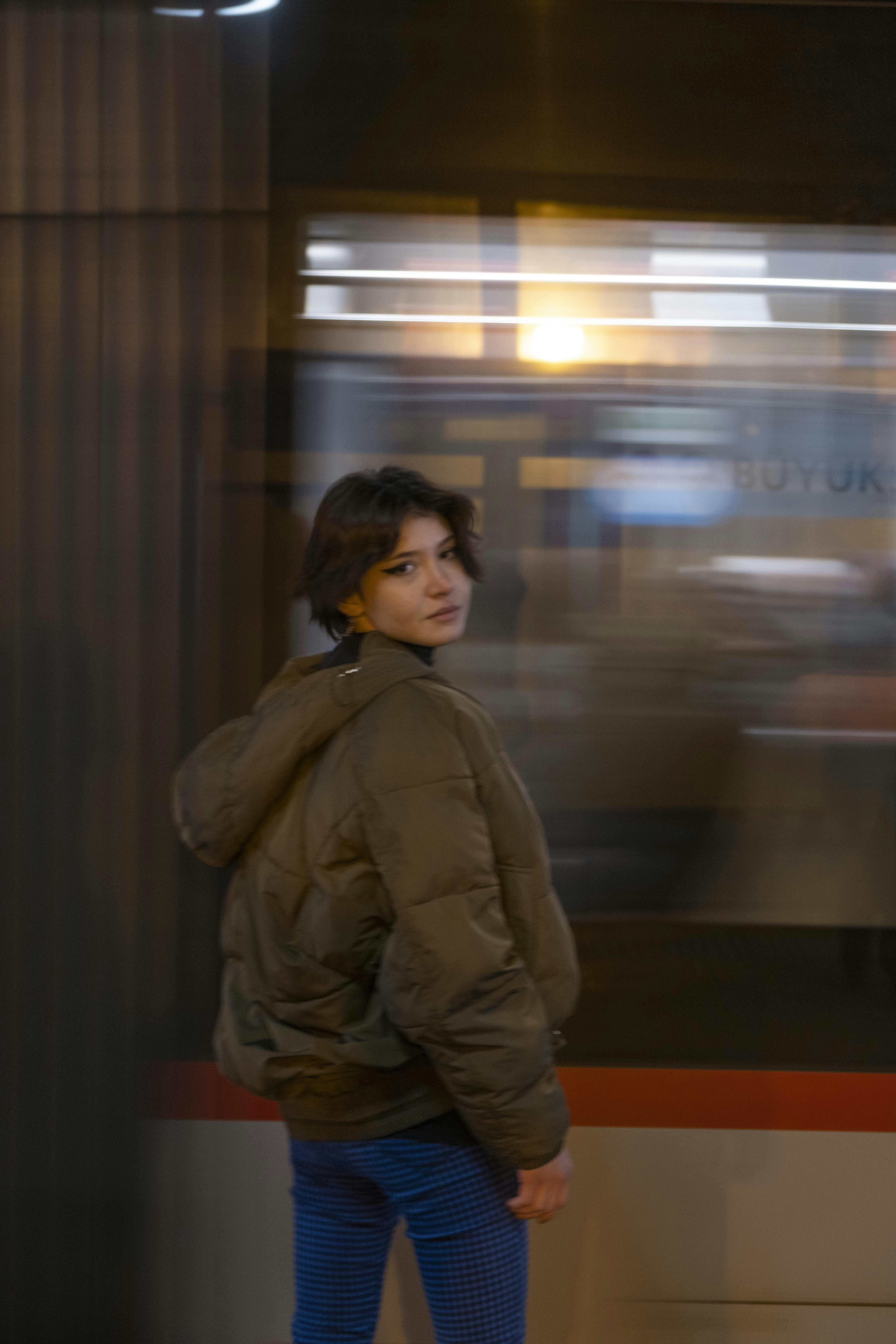 Une femme debout devant un train photo – Photo Dinde Gratuite sur Unsplash