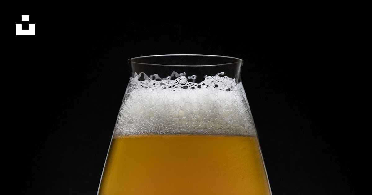 검은 테이블에 맥주 한 잔 사진 Unsplash의 무료 맥주 이미지