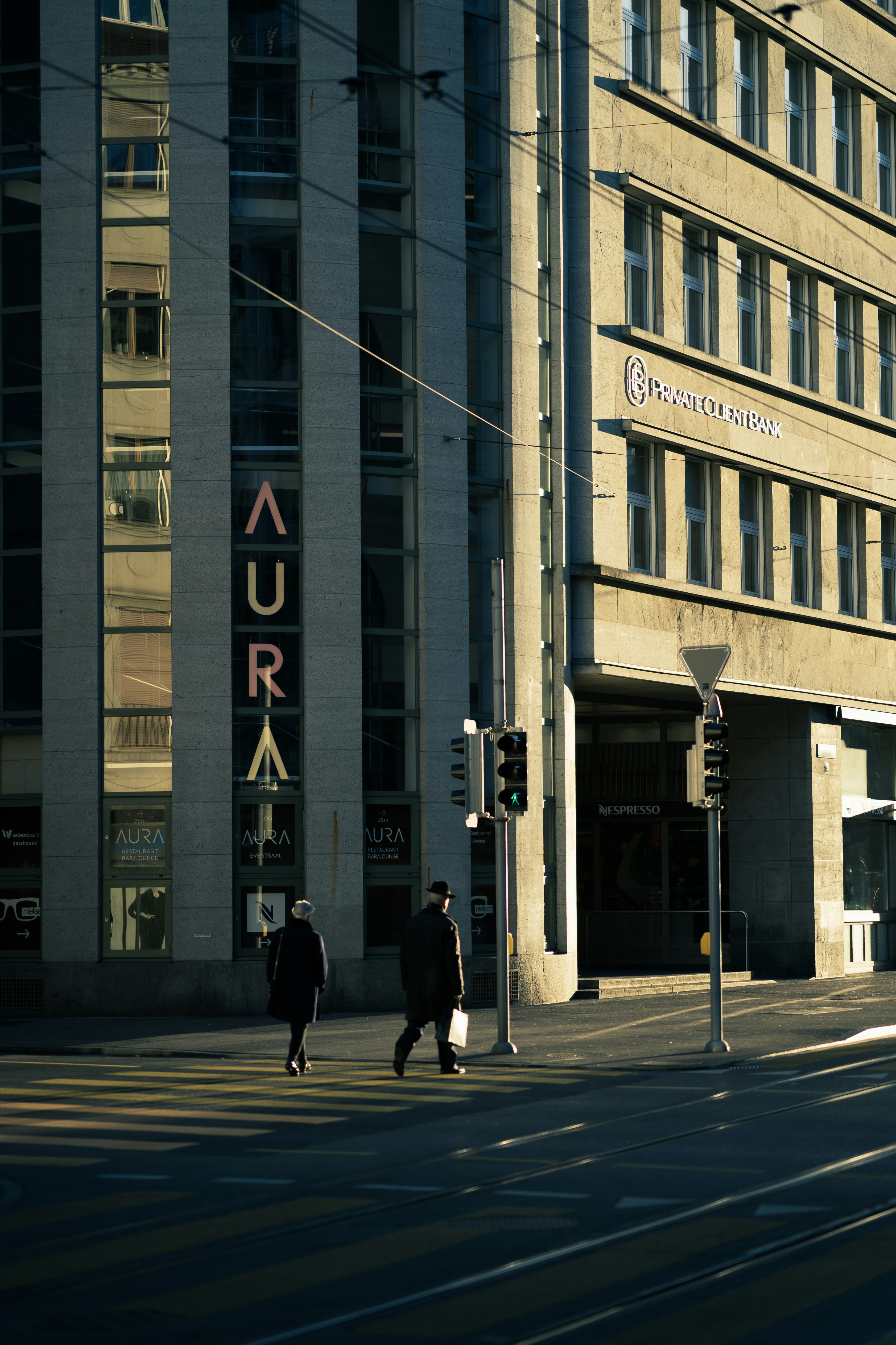 Un couple de personnes traversant une rue photo – Photo Photographie de ...