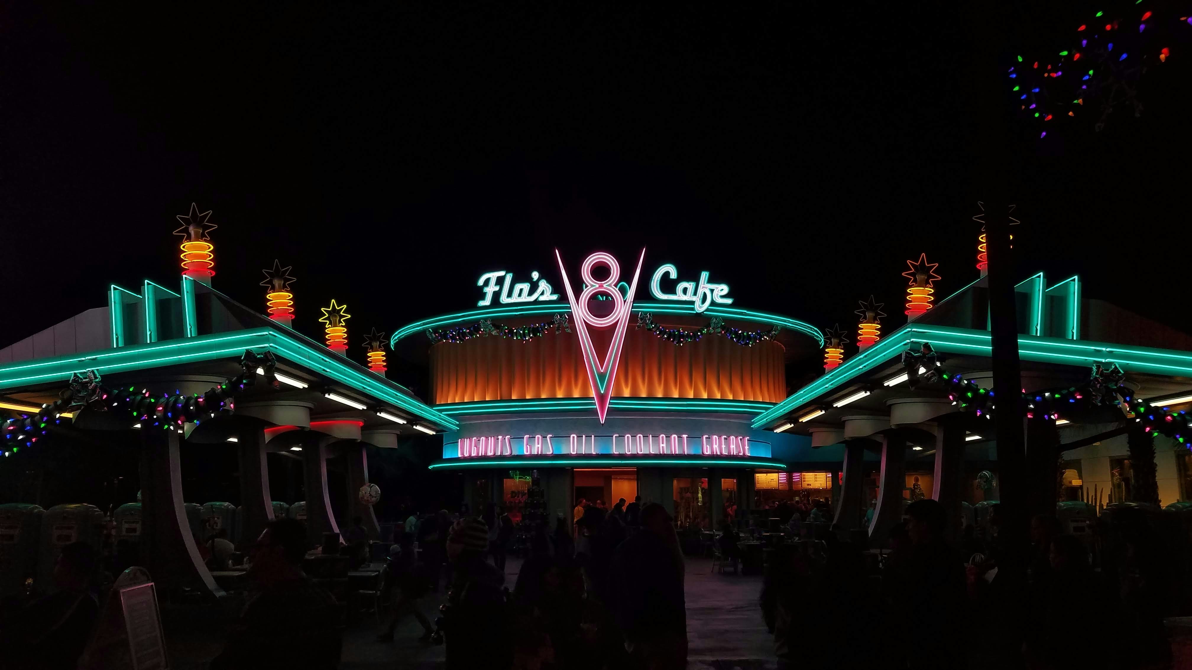 Foto Un gran edificio con muchas luces encima – Imagen California ...