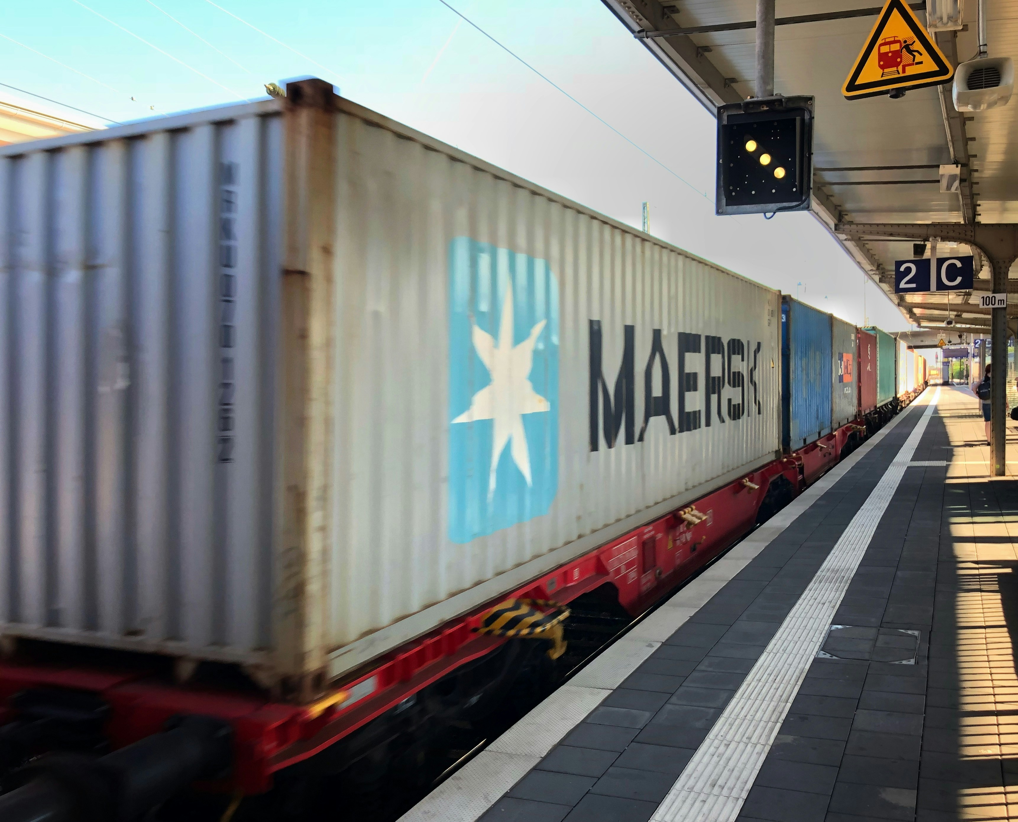 Un train entrant dans une gare à côté d’un quai photo – Photo ...