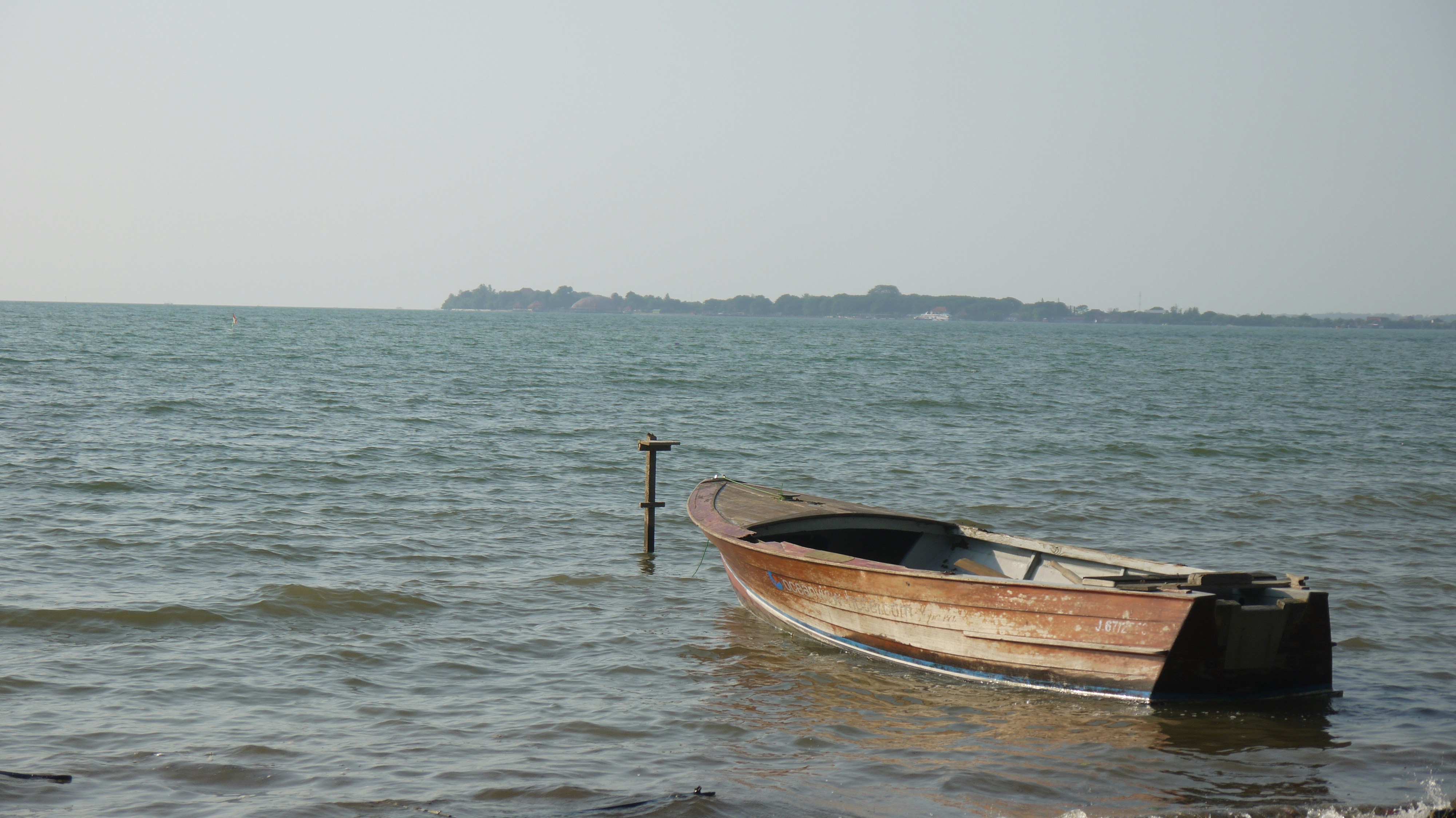 Foto Un bote sentado encima de un cuerpo de agua – Imagen Bote gratis ...