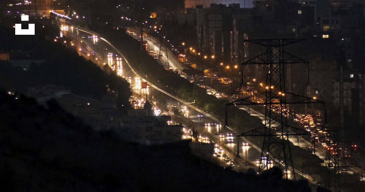 Une vue d’une ville la nuit depuis une colline photo – Photo Ville la ... Une vue d’une ville la nuit depuis une colline photo – Photo Ville la ...