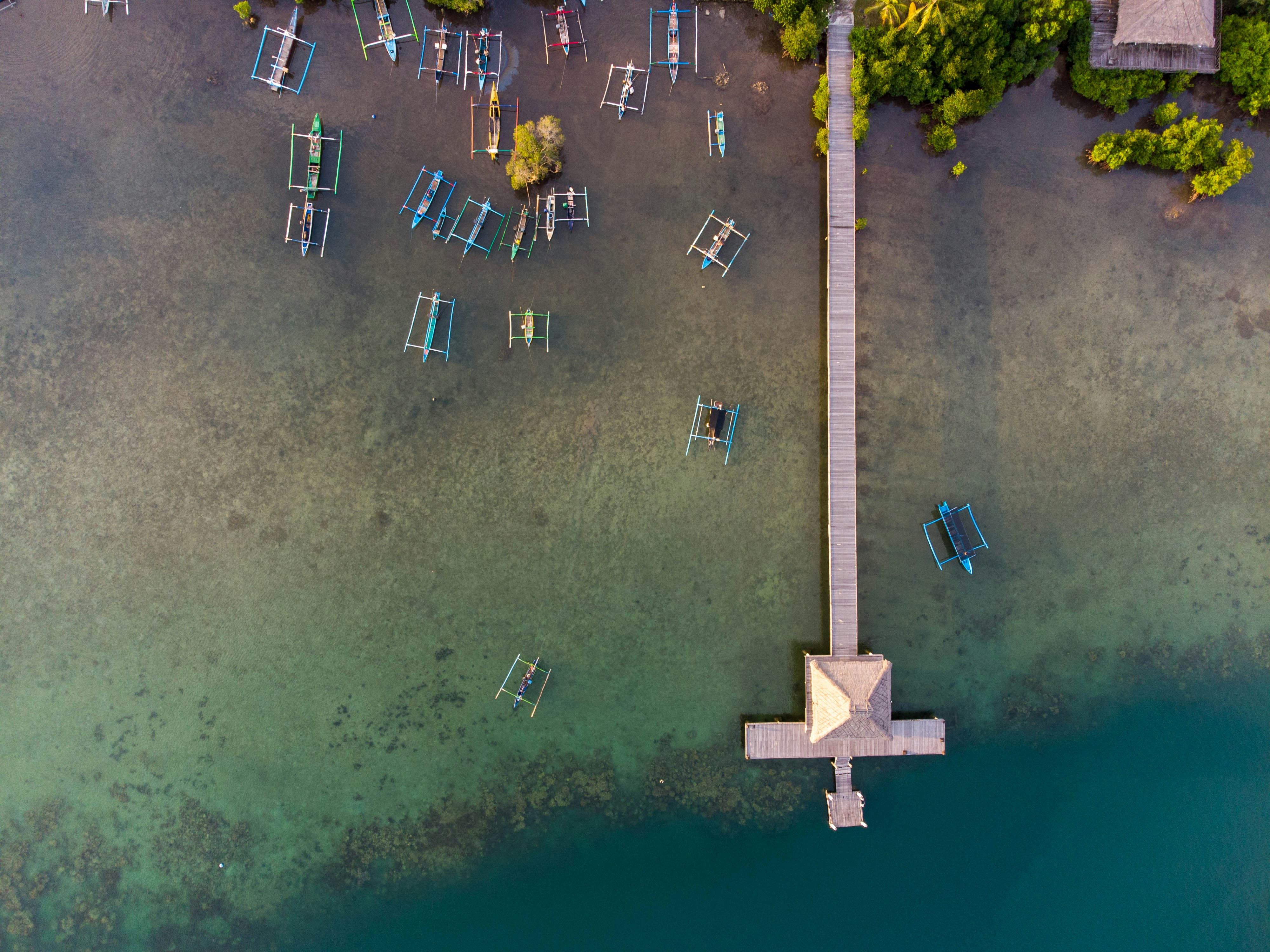 Une vue aérienne d’une jetée et de bateaux dans l’eau photo – Photo ...