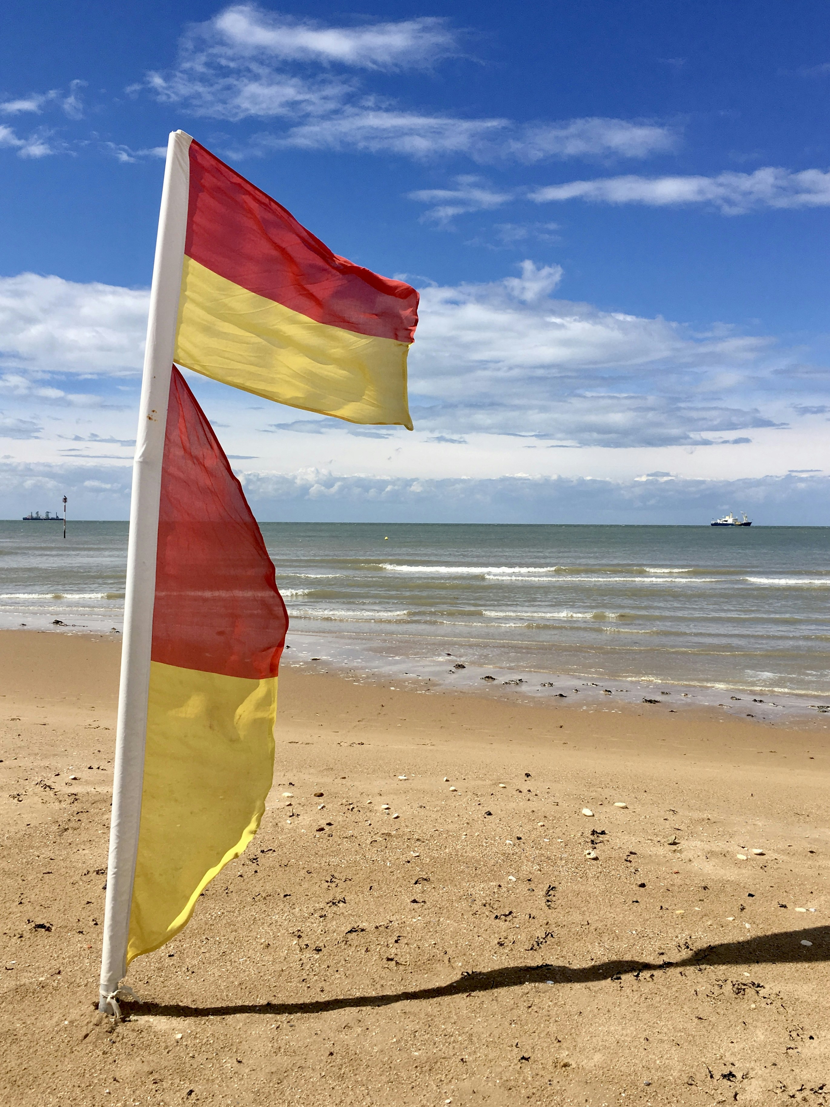 Red-Yellow Signal at Dune Edge