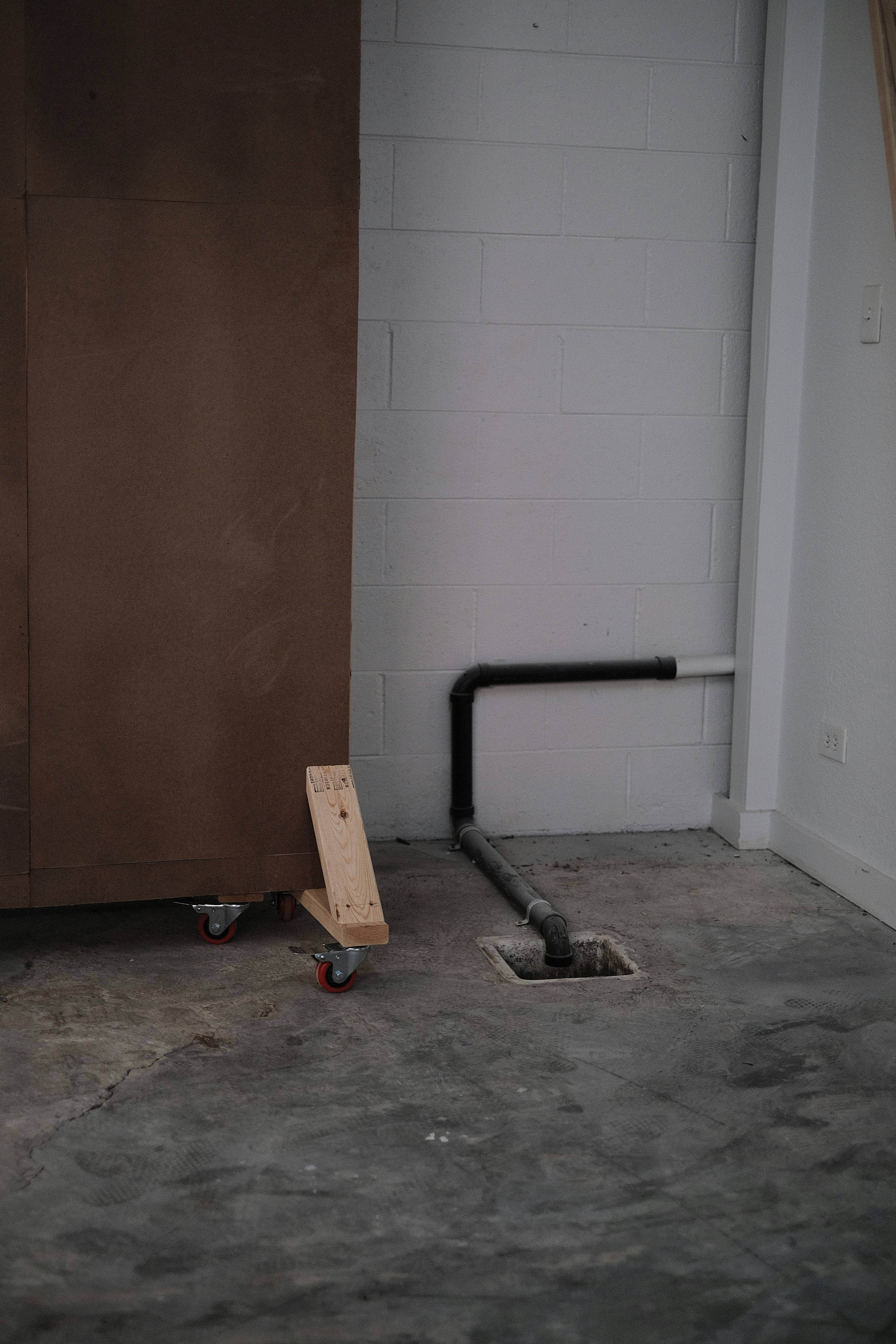 a skateboard laying on the ground next to a wall