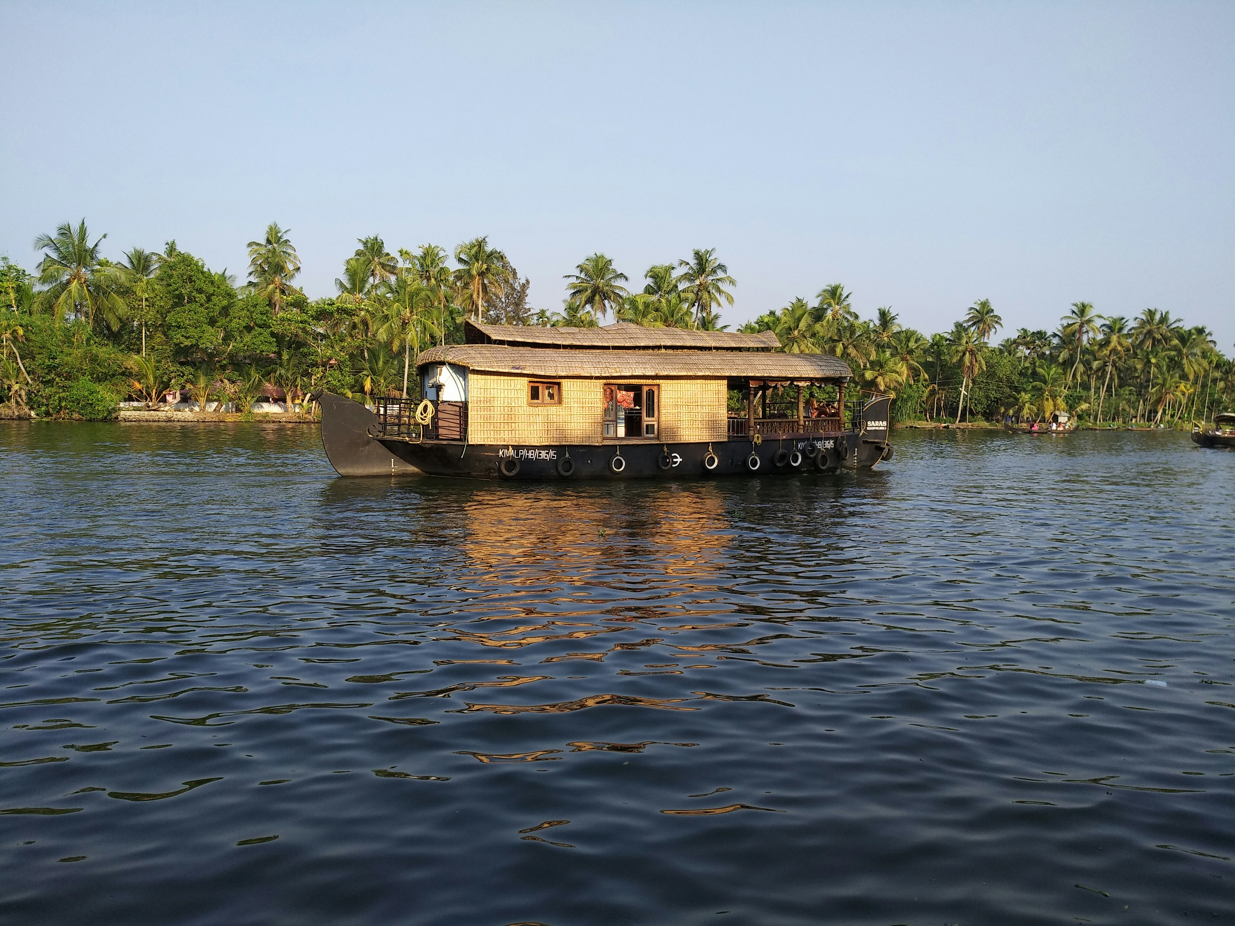 The romantic houseboat 