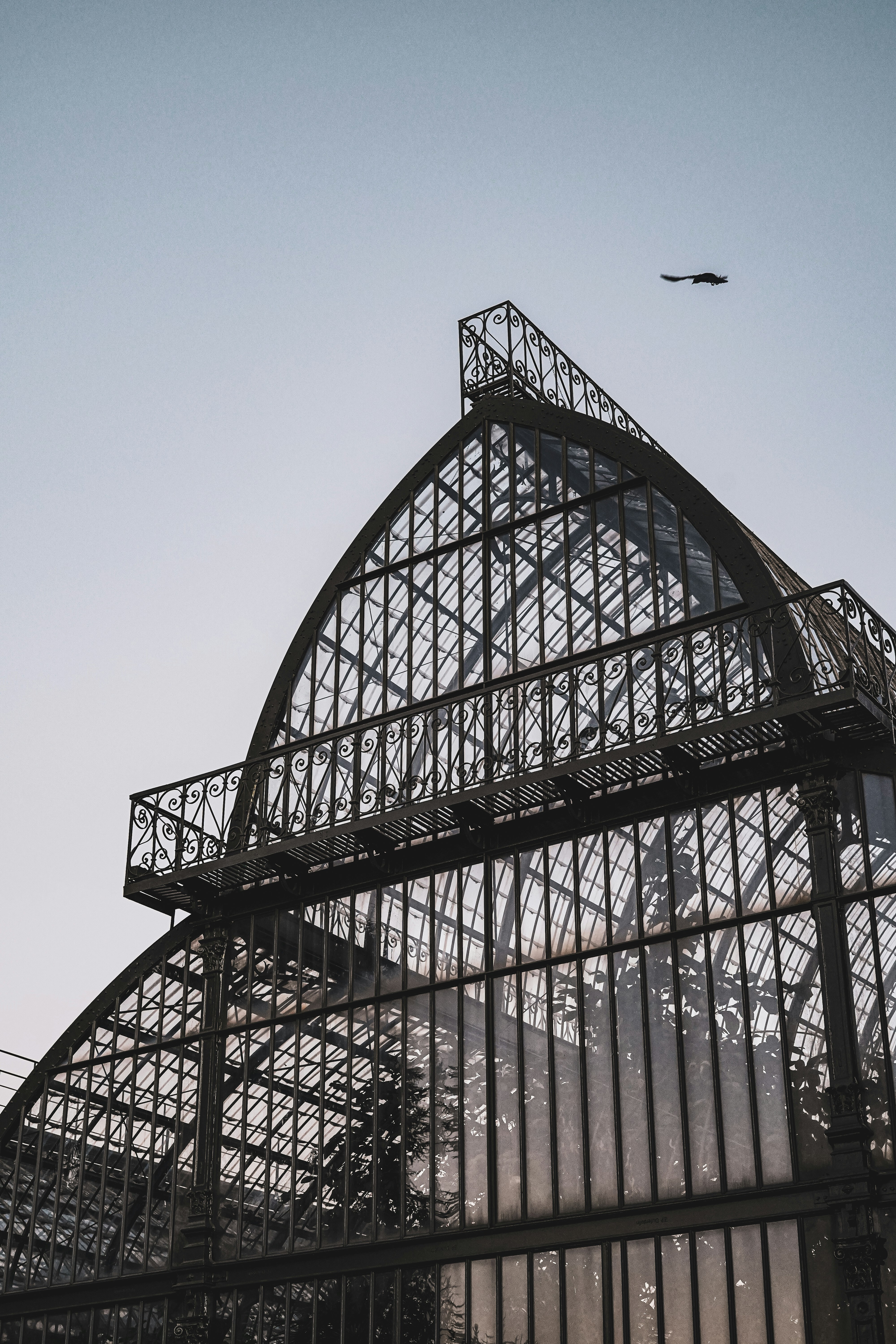 Una gran estructura metálica con un pájaro volando sobre ella foto ...