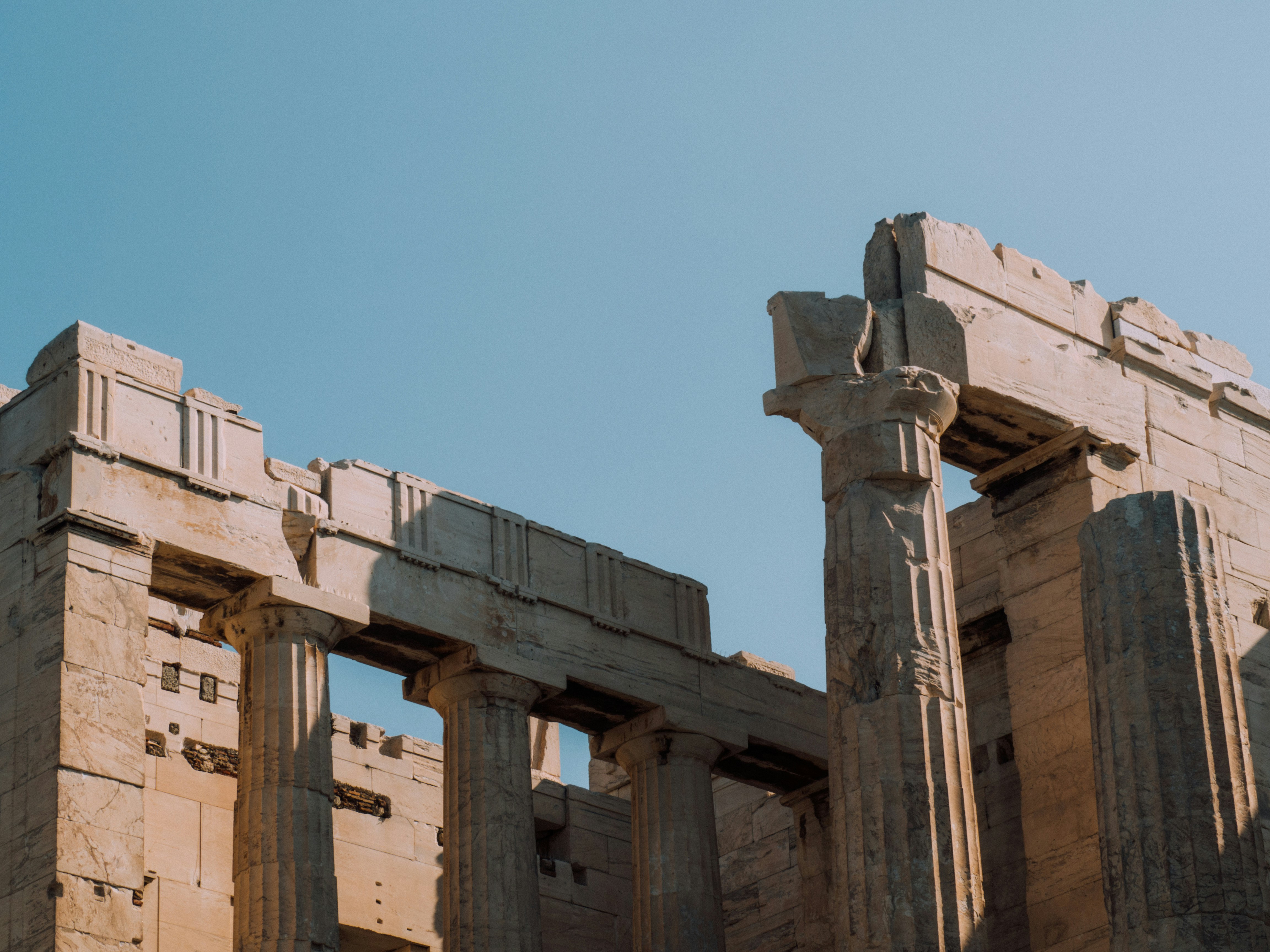 Une grande structure en pierre avec deux grands piliers photo – Photo ...