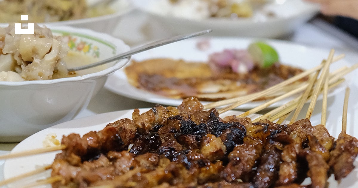 Una Mesa Cubierta Con Platos De Comida Cubiertos De Carne Foto Imagen