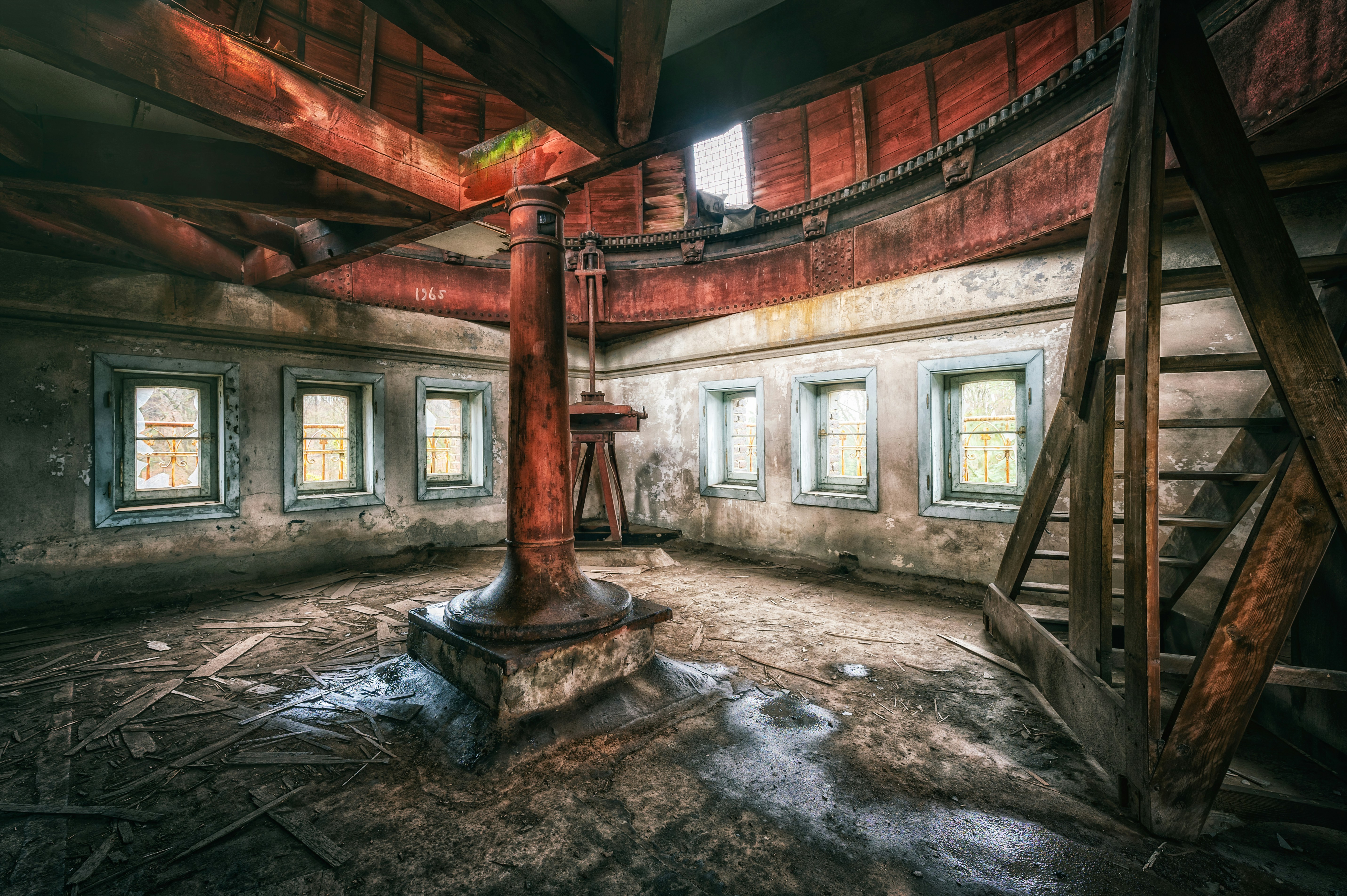 An old room with a clock and windows photo – Free Verlassener ort Image ...