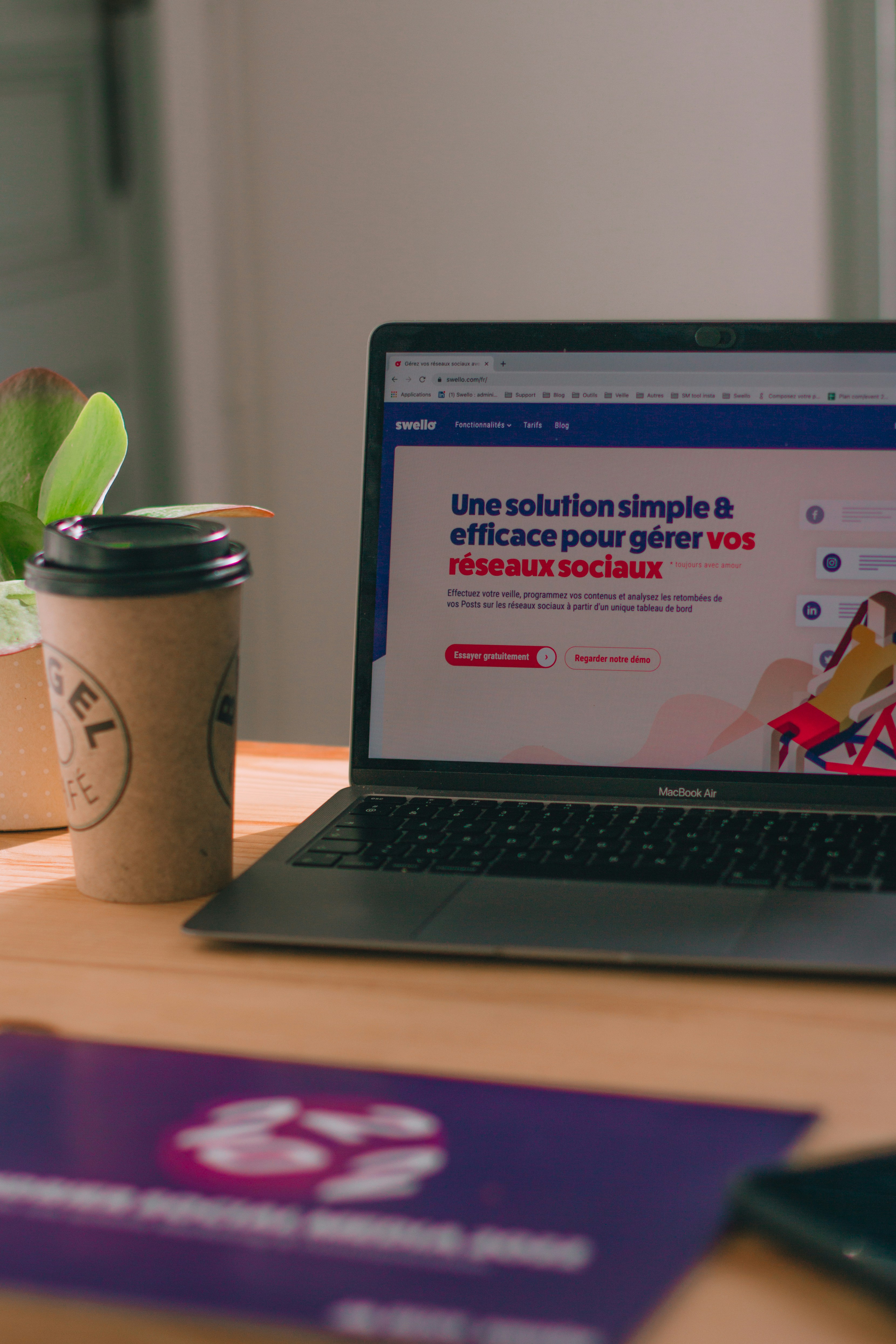 Un ordinateur portable posé sur une table en bois photo – Photo Toulon ...